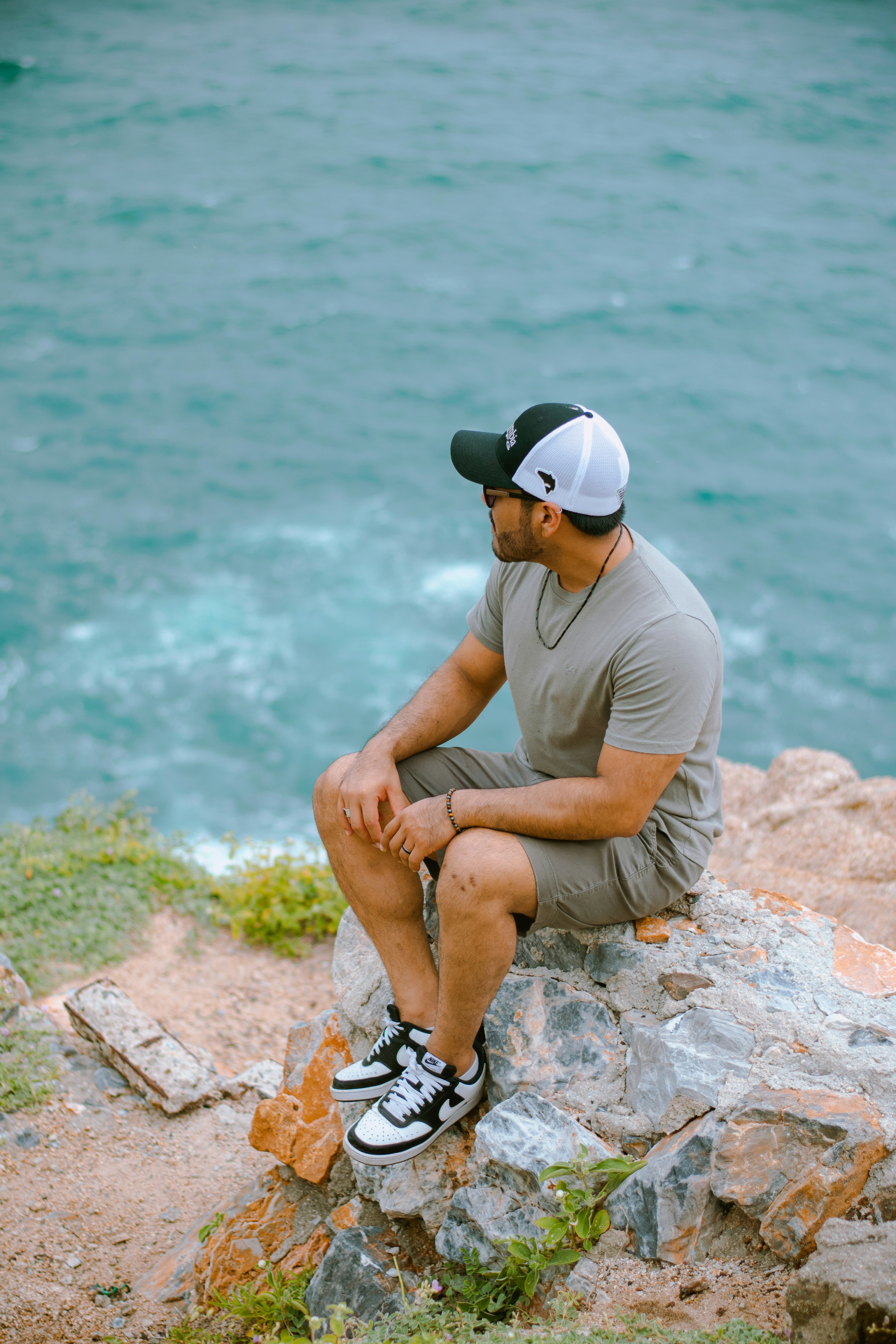 Ridge-side Moment: A Quiet Pause by the Sea