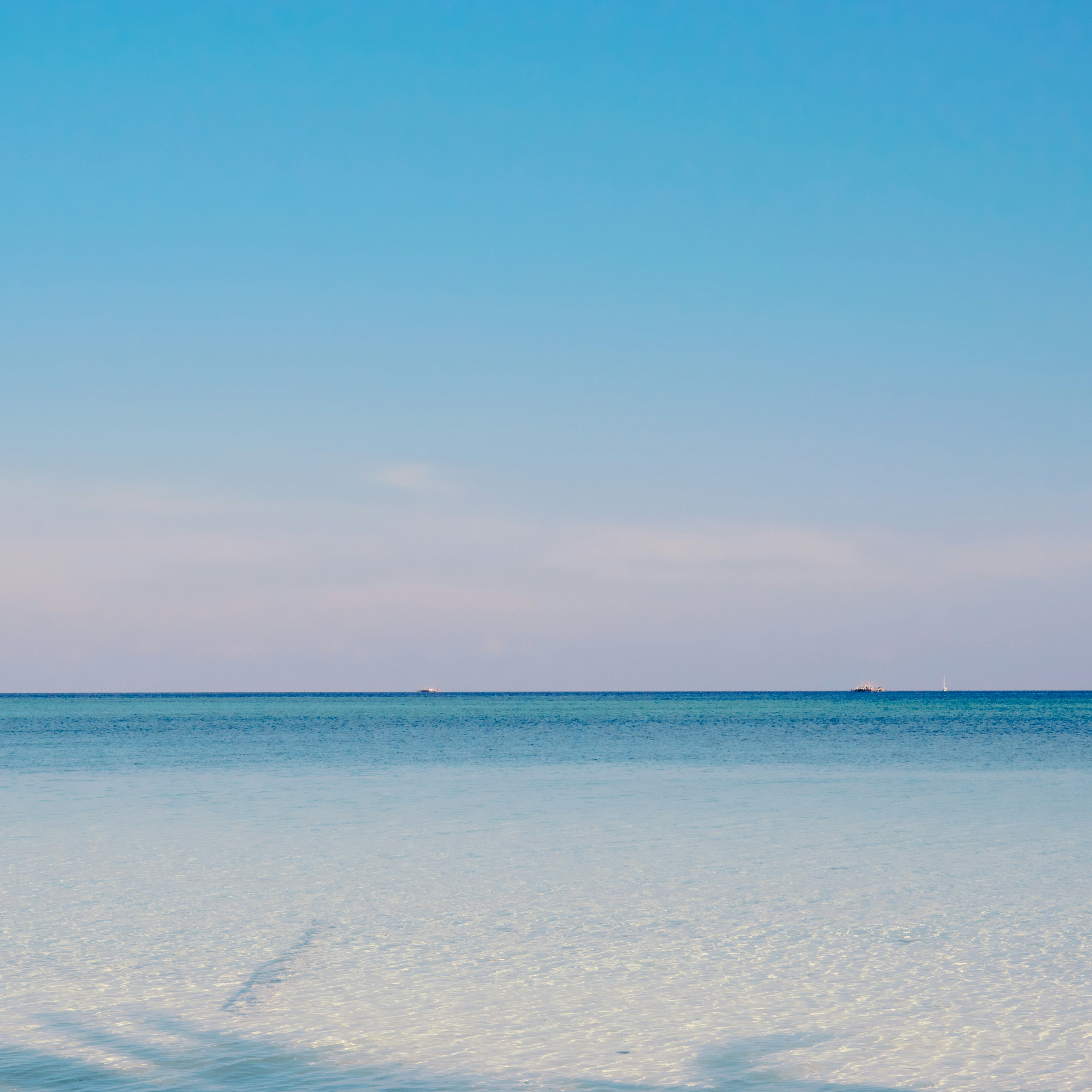 Horizon Breath: A Quiet Shore Under Soft Light