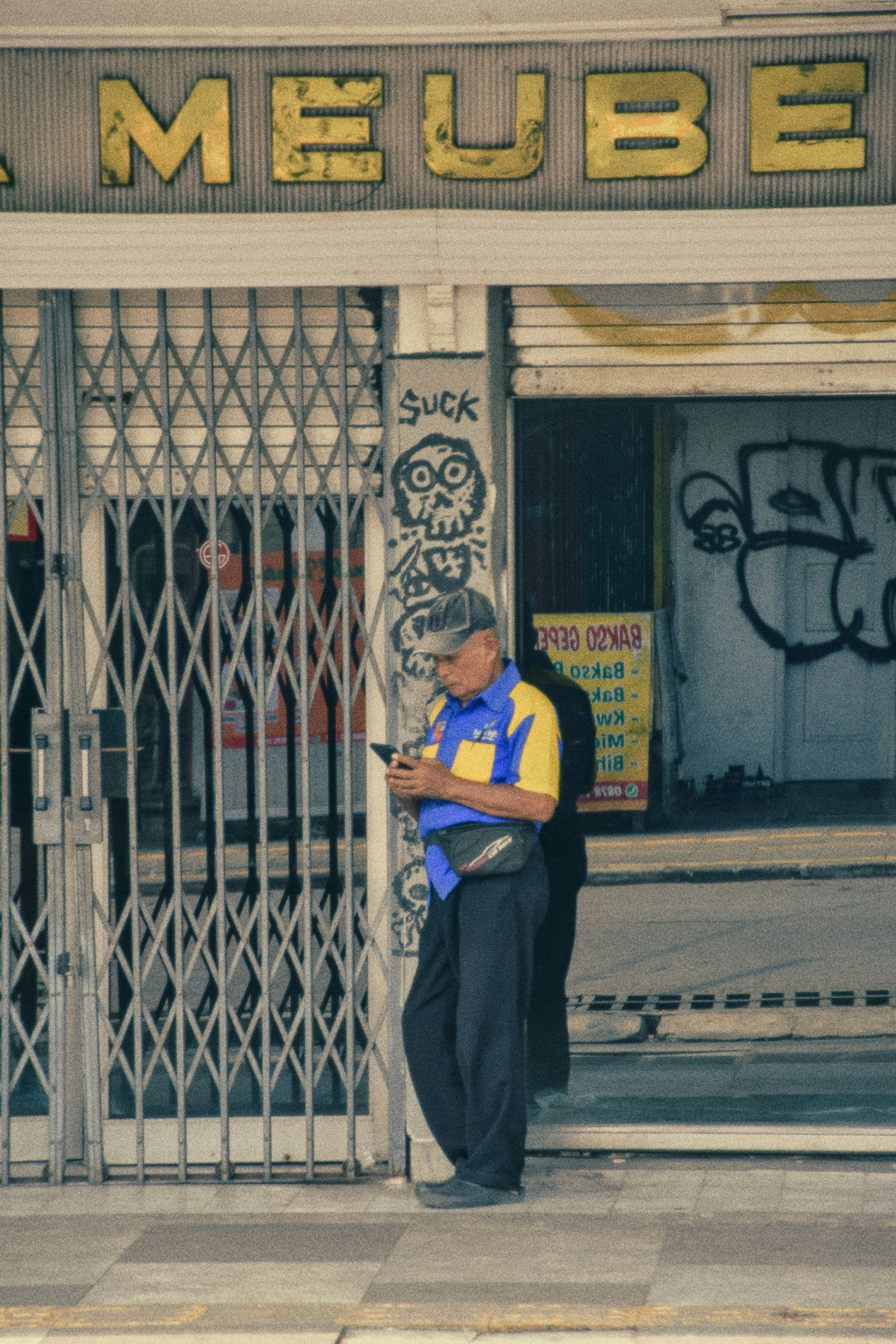 The Street Bench: A Pedestrian Glance at a Graffitied Facade