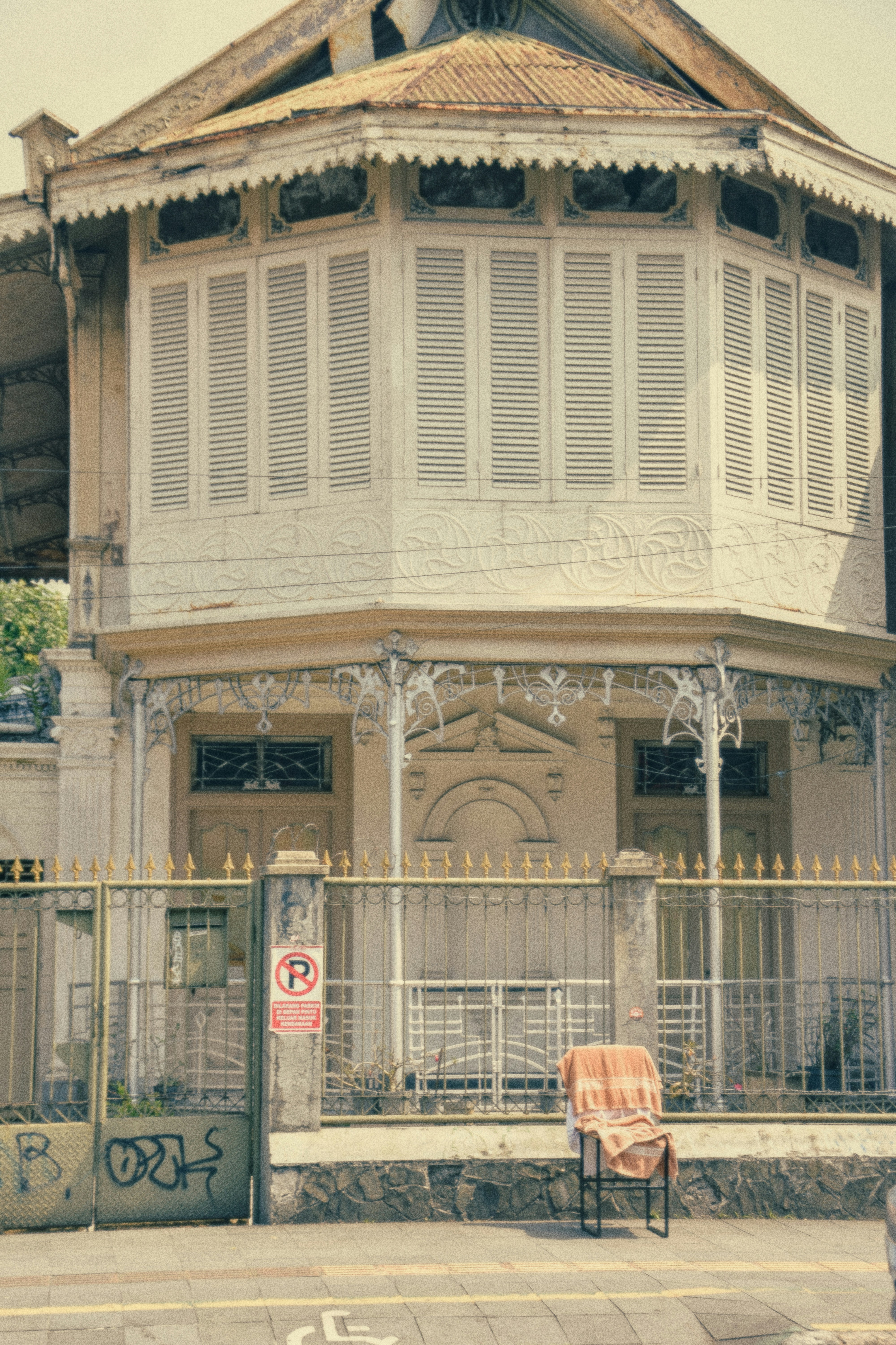 Ornate Balcony Overwatch: A Quiet Facade Beyond the Gate