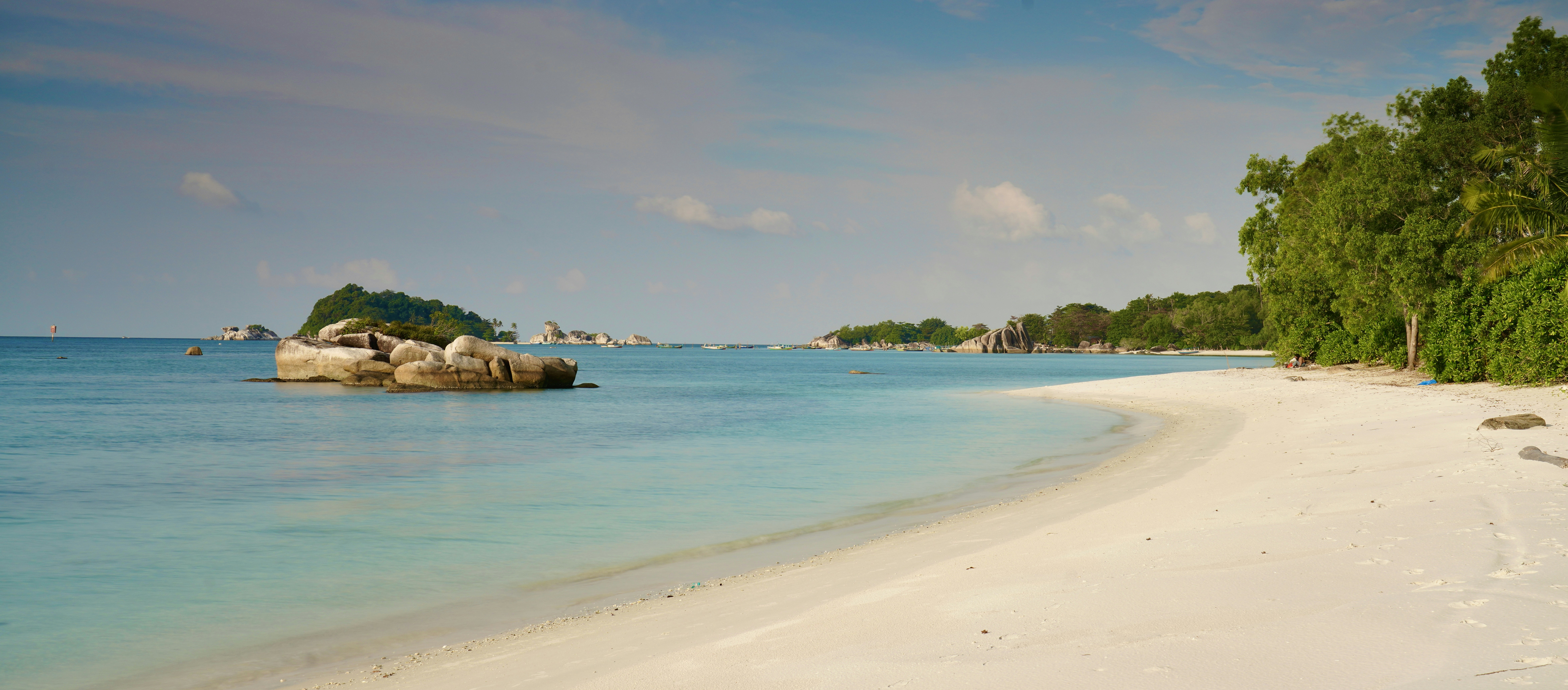 Serene Tropical Shore: A Quiet Arc of Sand and Sea