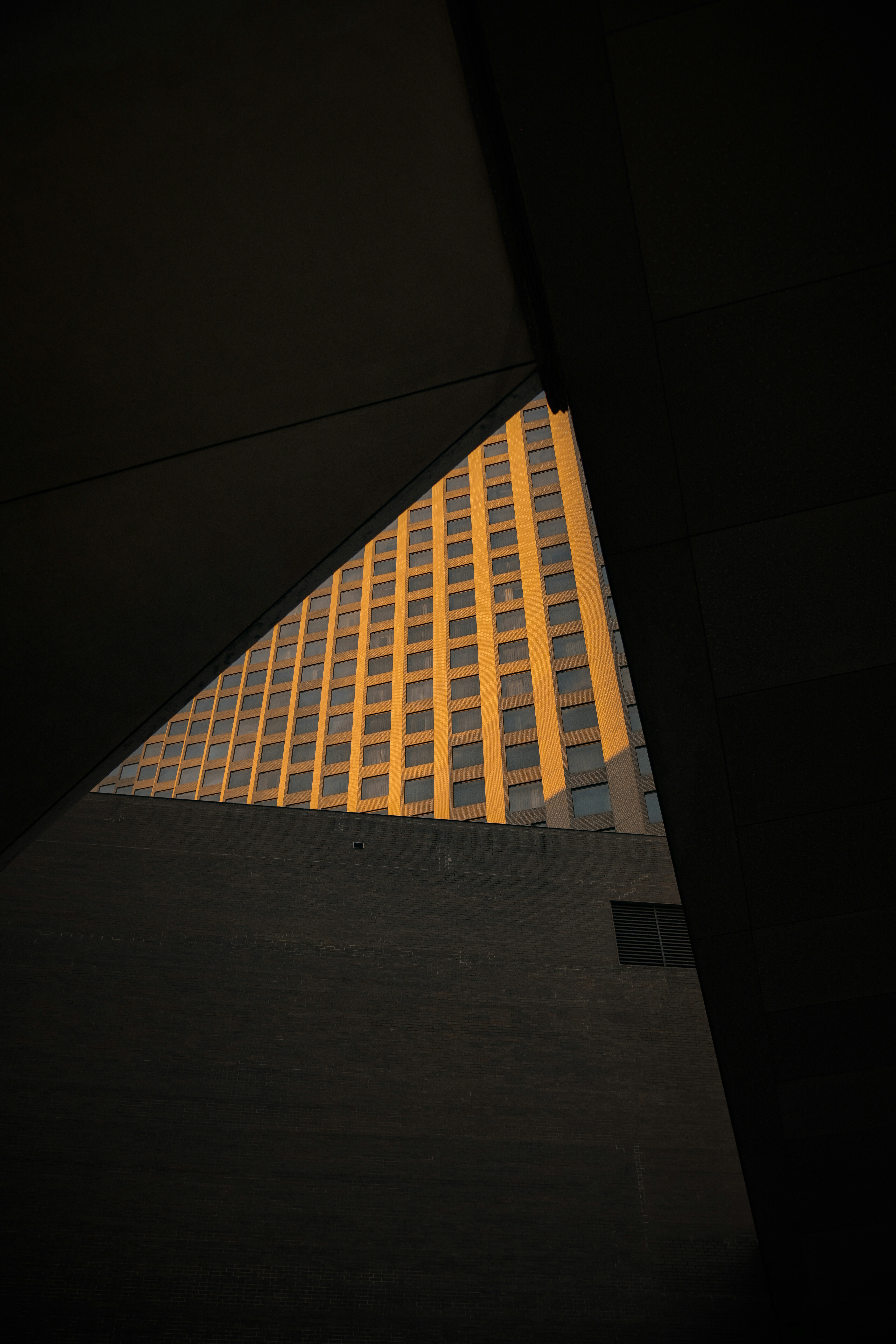 Triangle of Light: urban geometry through a sliver of building
