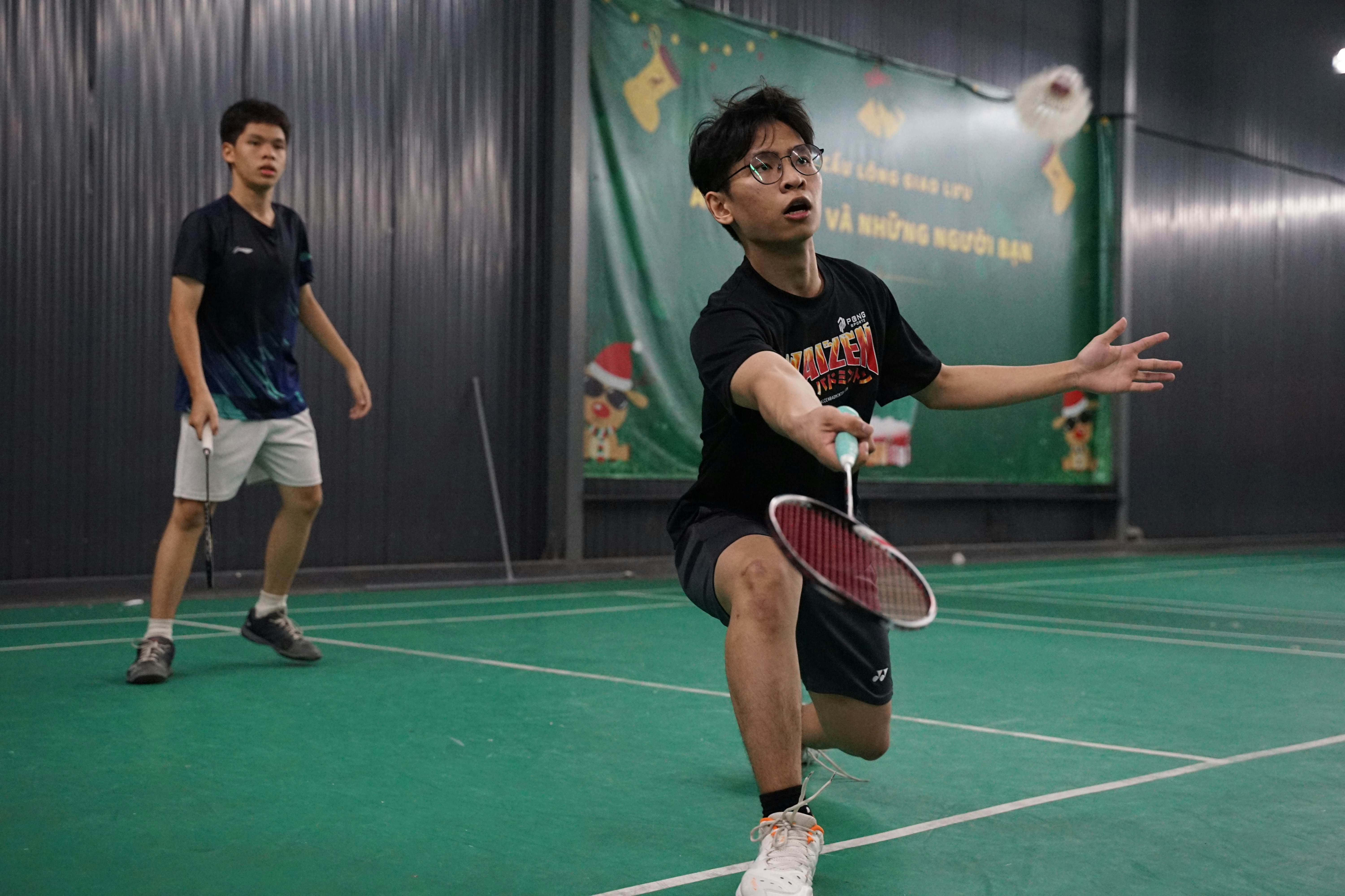 Focused Return: A Smash in a Green Indoor Court