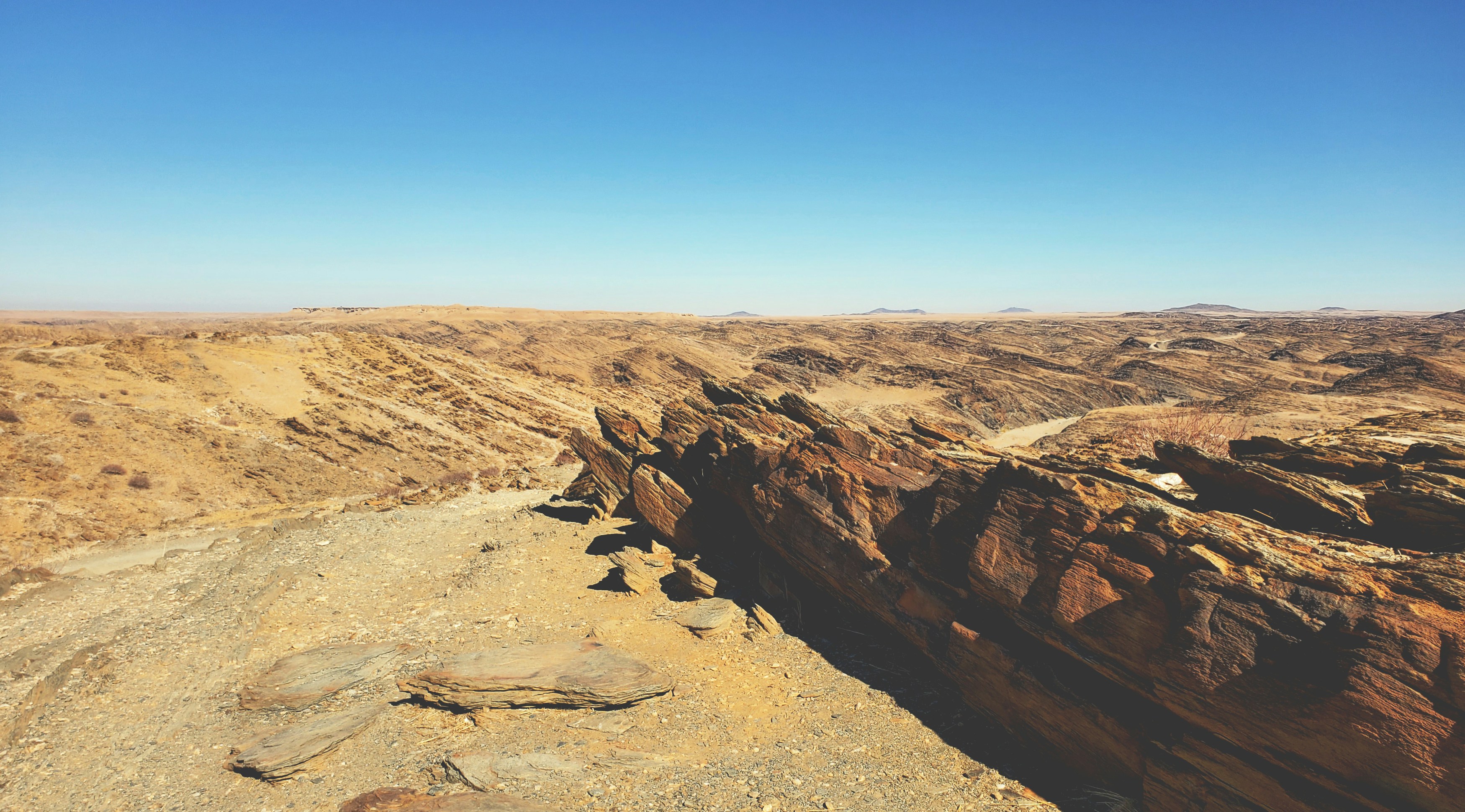 Edge of the Rift: Quiet Desert Canyon Under a Clear Sky