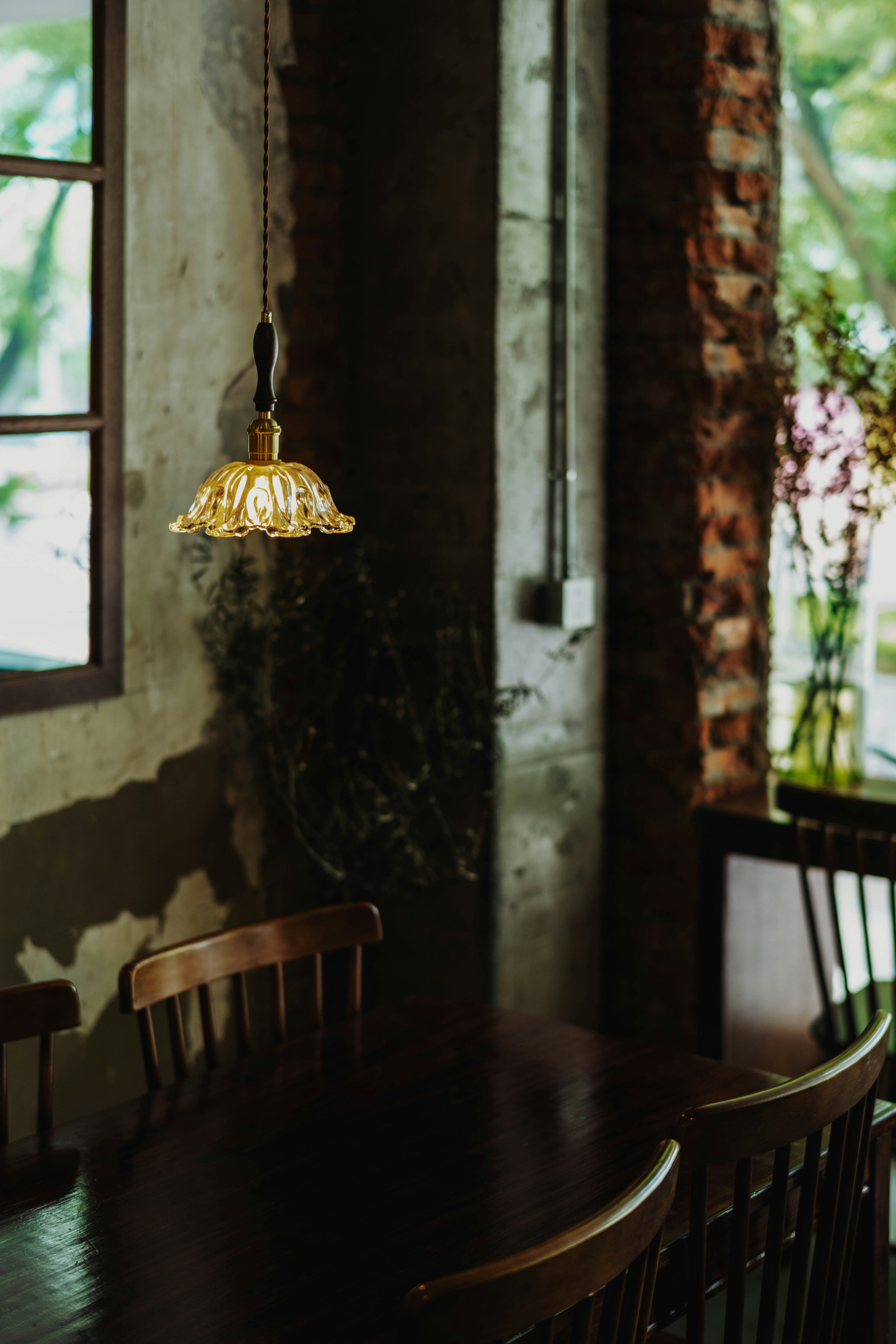 Amber Pendant: A Quiet Glow in a Brick-Walled Café