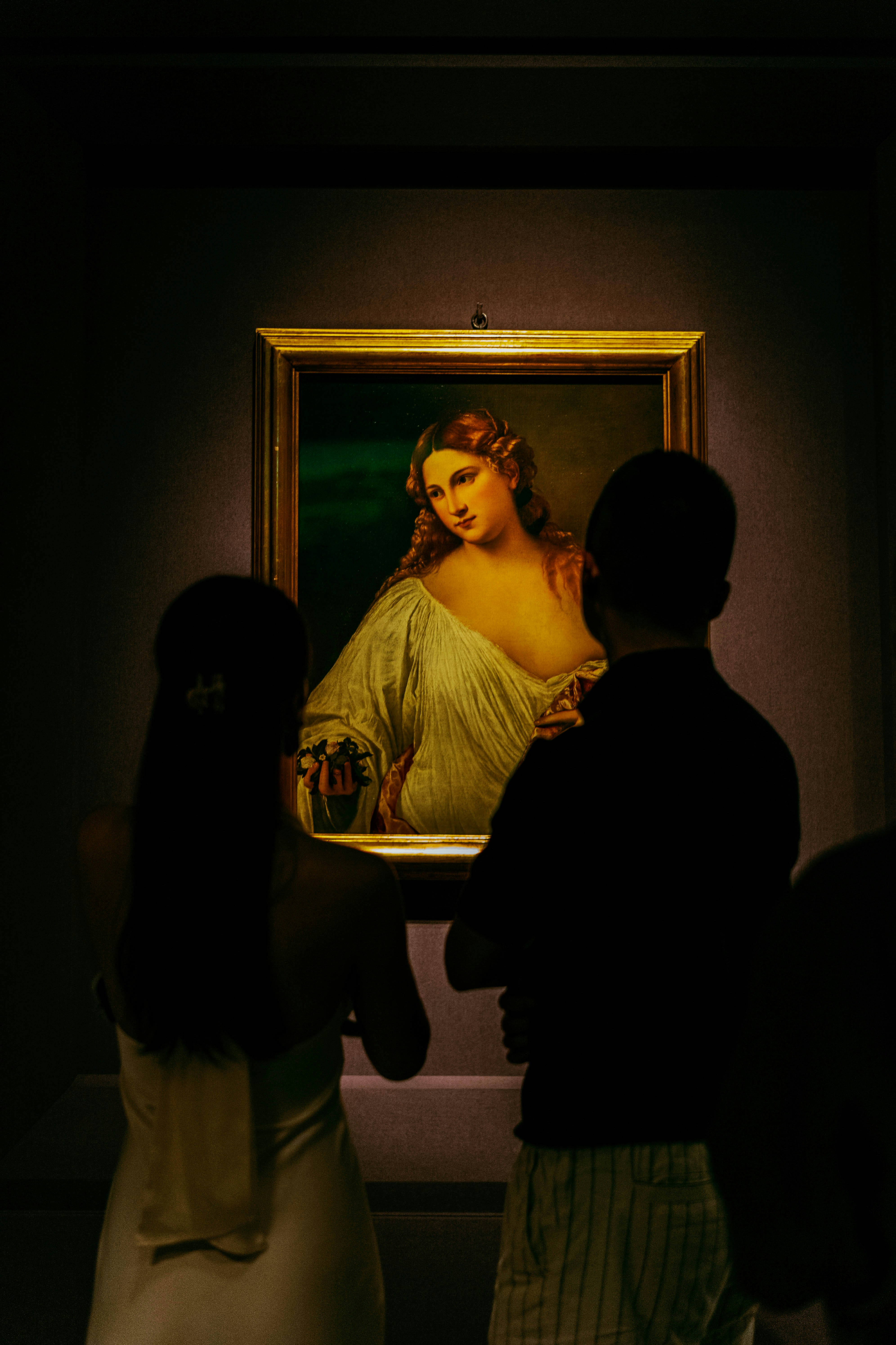 Silhouettes before the Portrait: A Quiet Gallery Moment