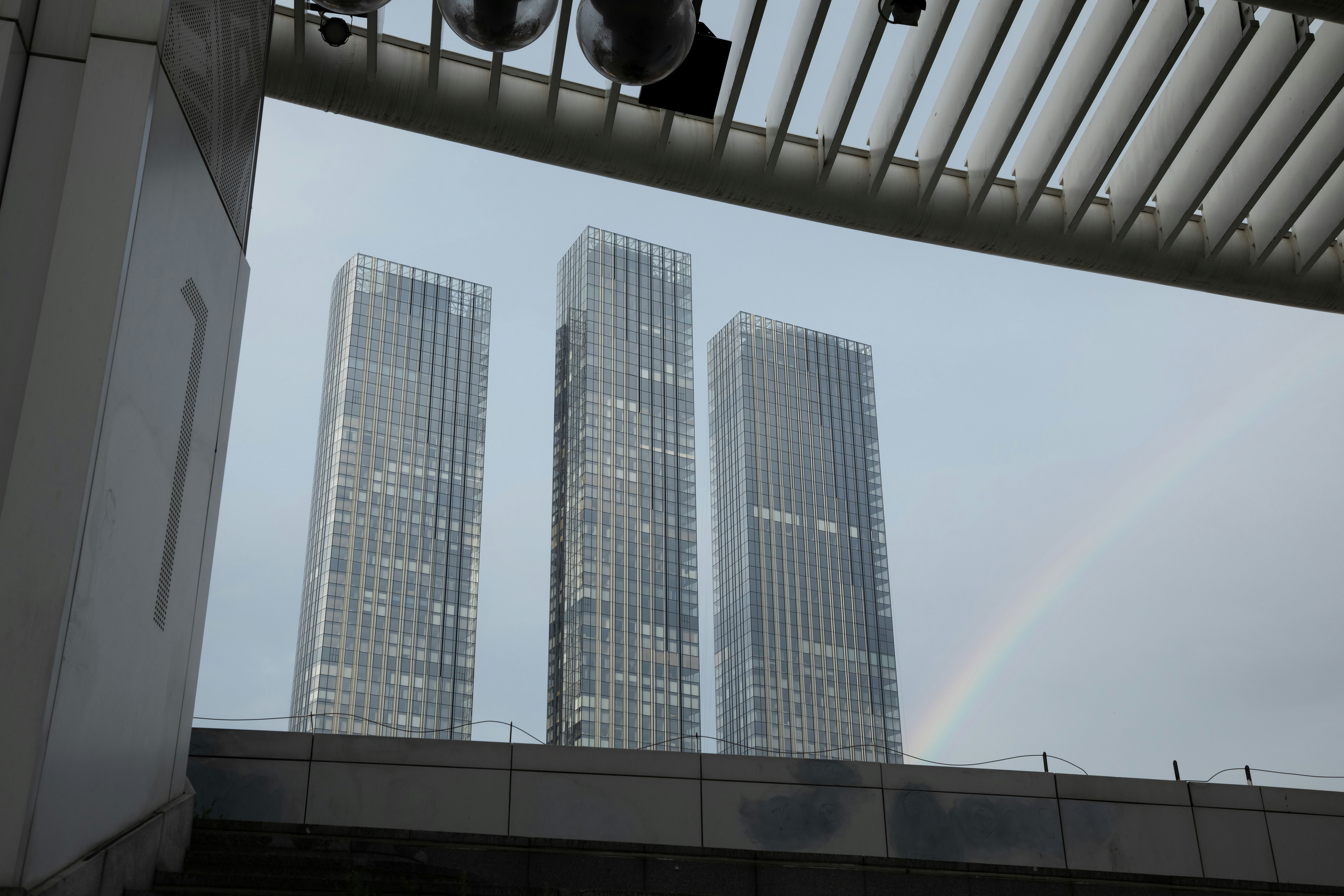 Rising Glass Giants under a Subtle Rainbow