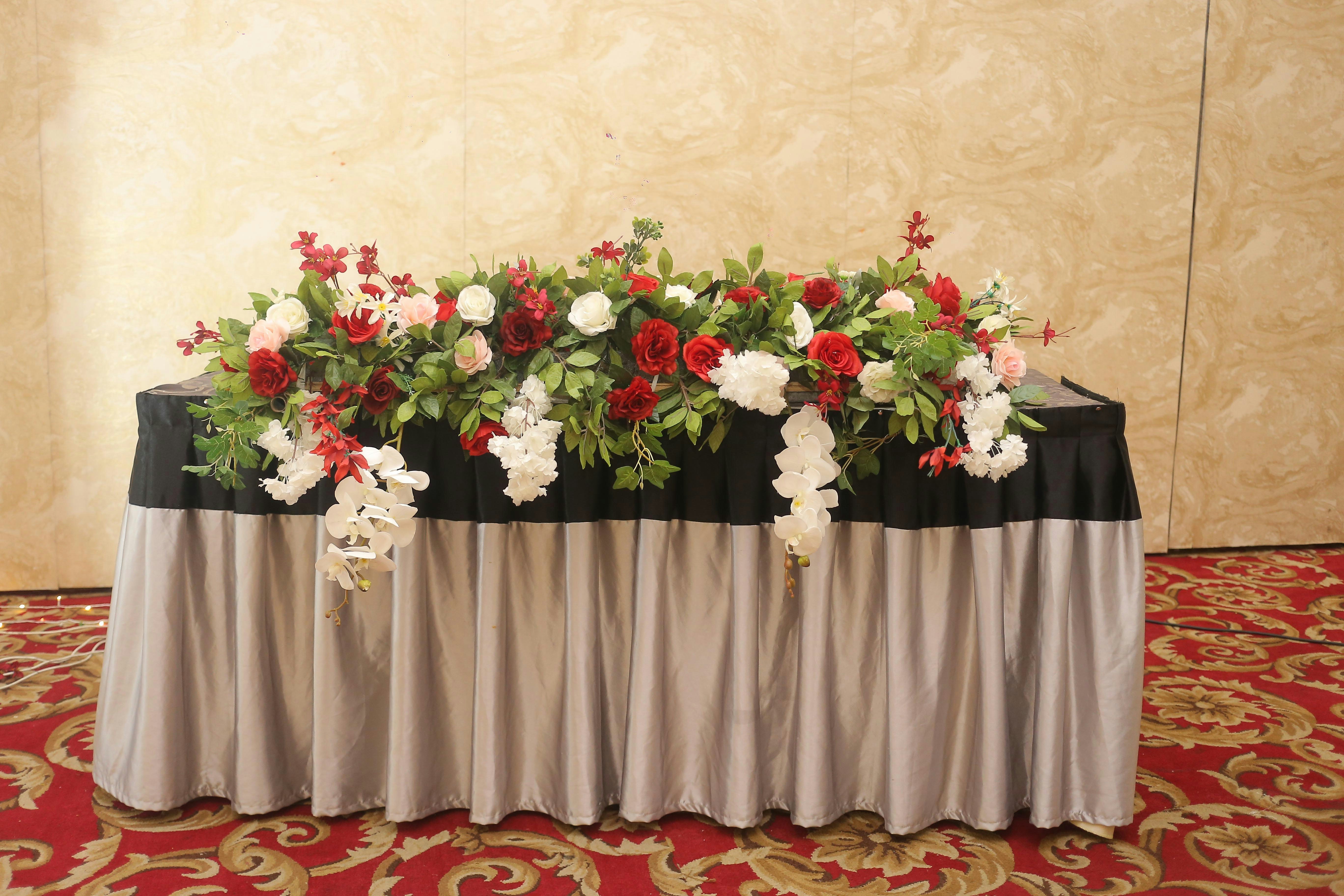 Floral Table Anew: A Ceremony Backdrop in Soft Gold and Crimson