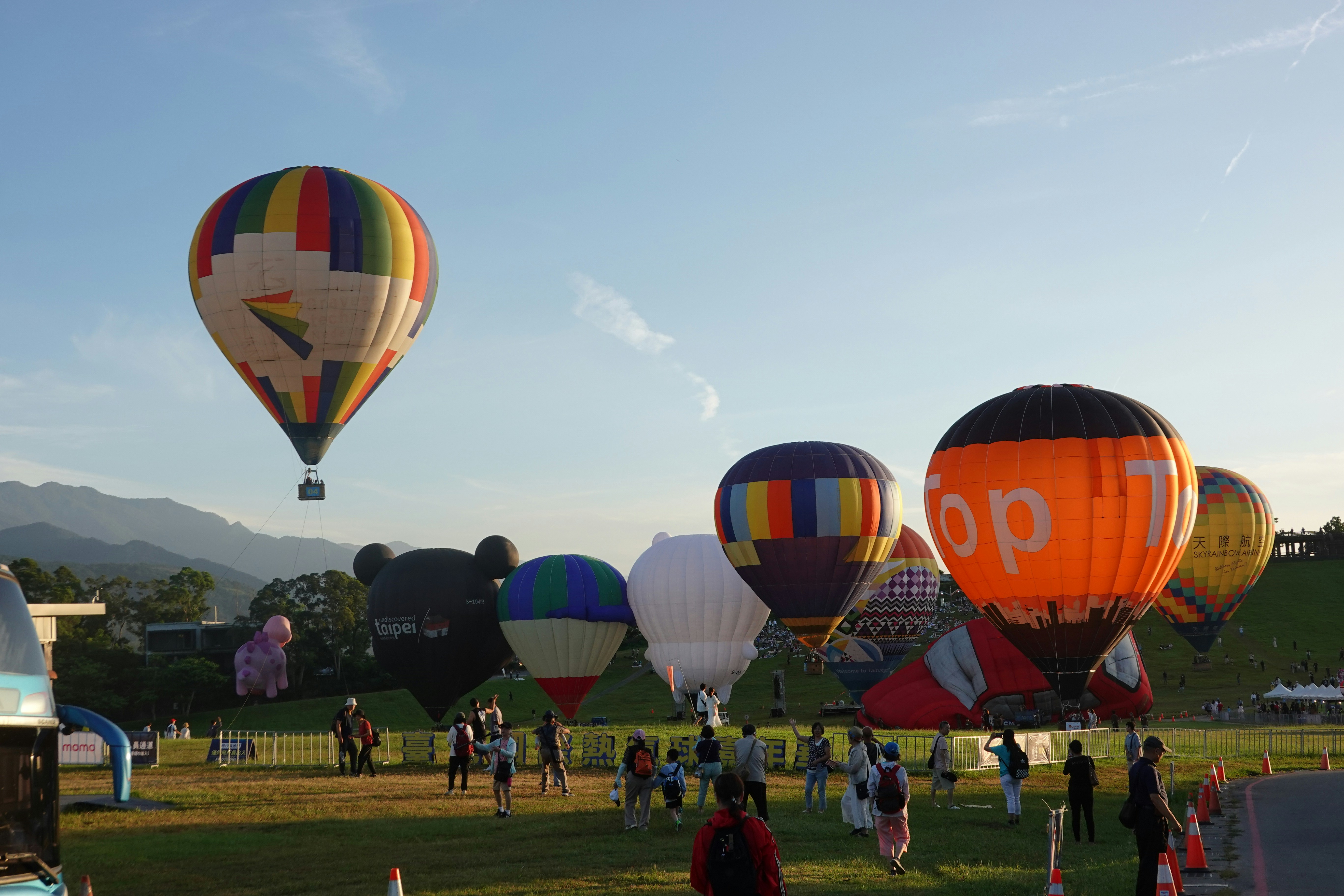 A Field of Rising Giants: Balloons Lift Off at Sunset Festival