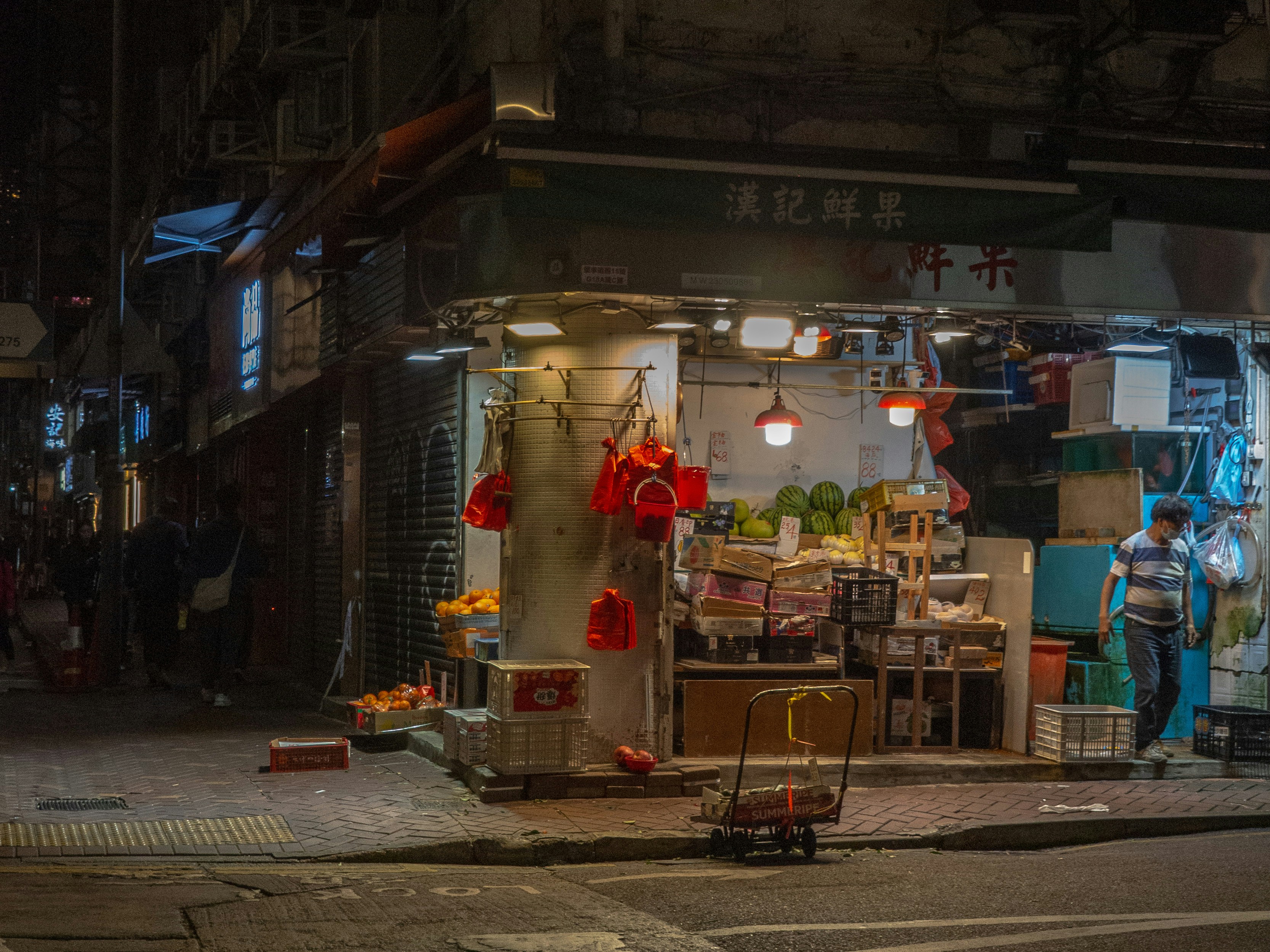 Neon Market at Dusk: A Stall Stall Warms the Street