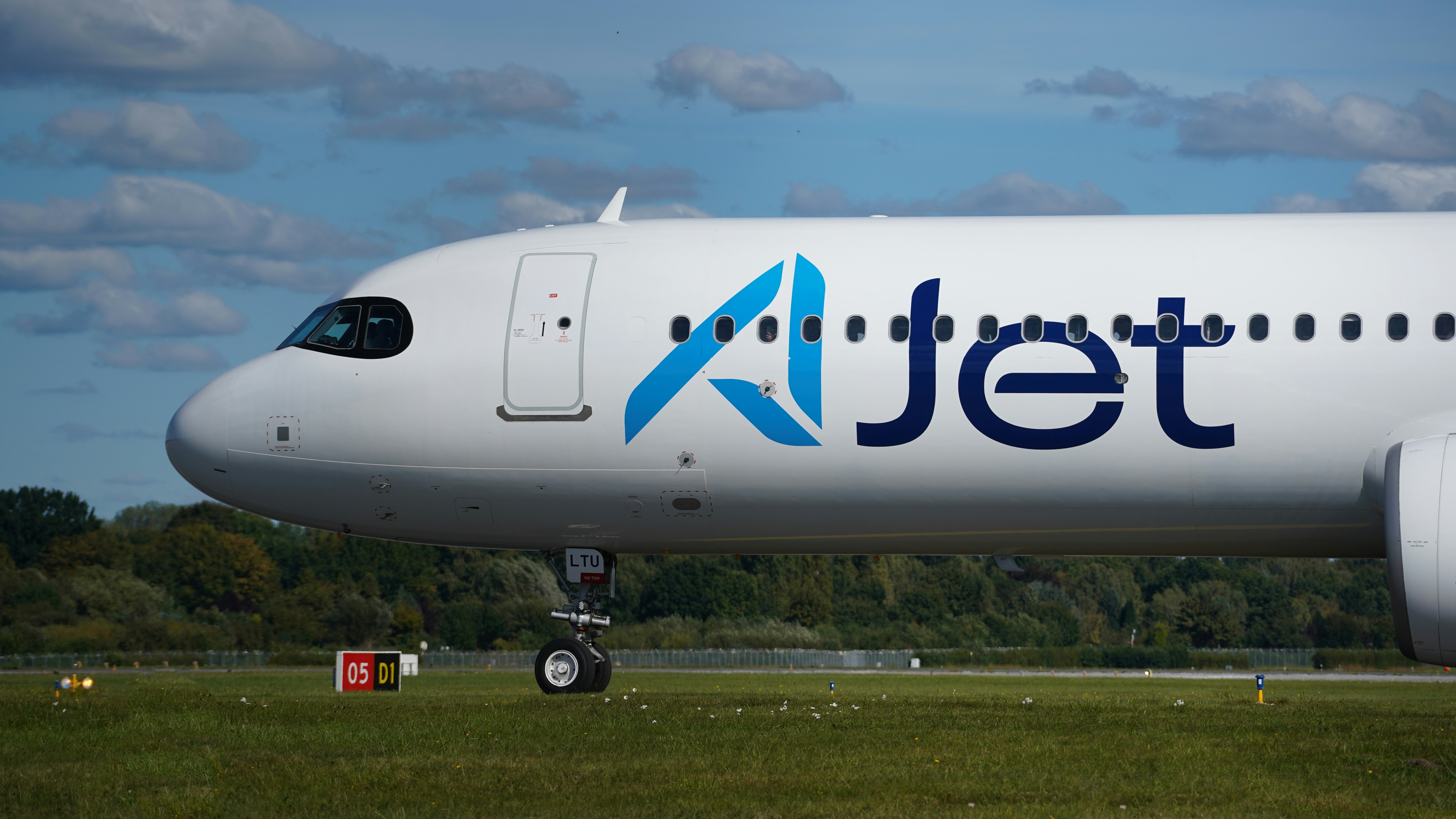 Jet at the Gate: Side View of a Commercial Airliner with Logo in Sharp Focus