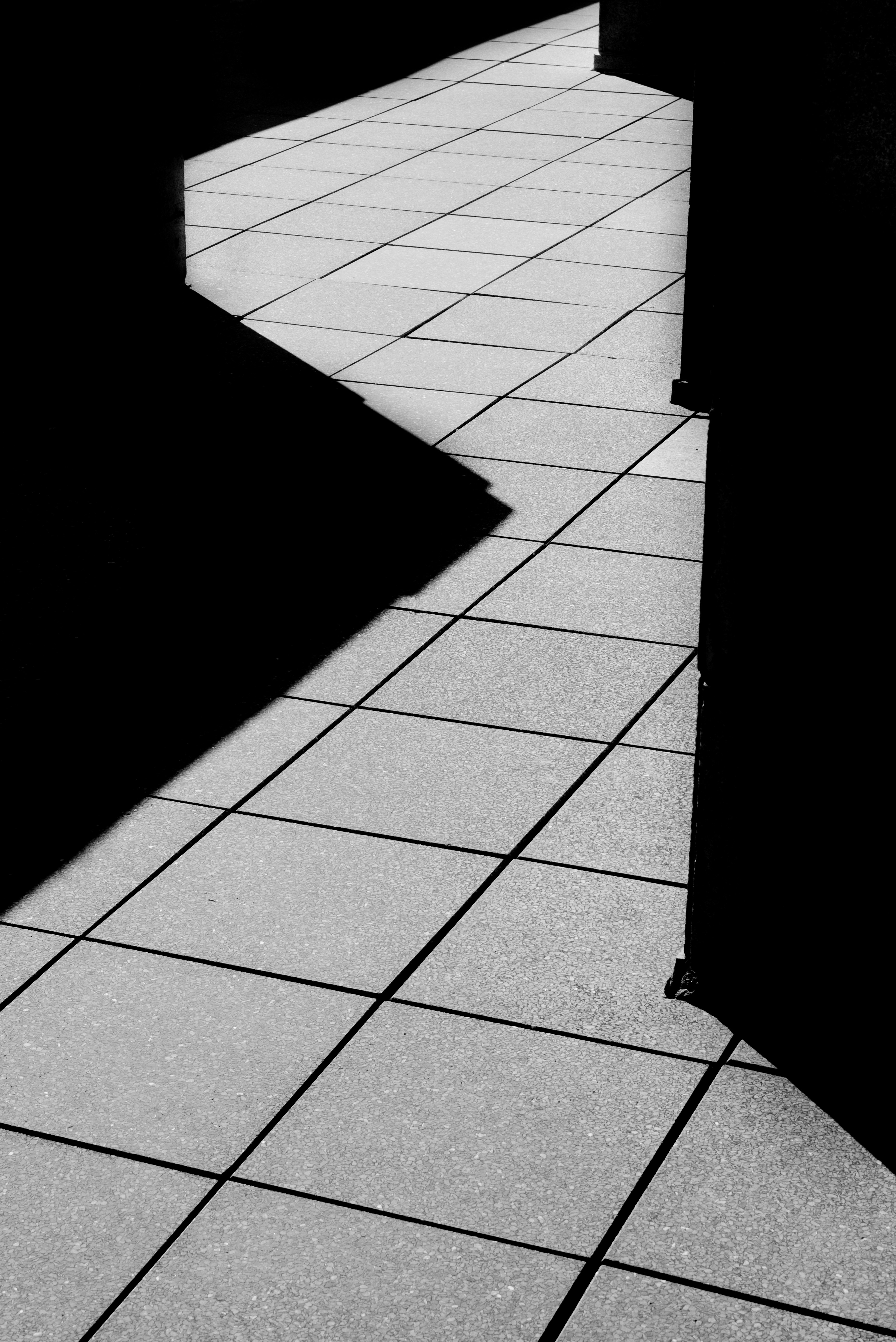 Geometric Shadowplay Across Tileed Light