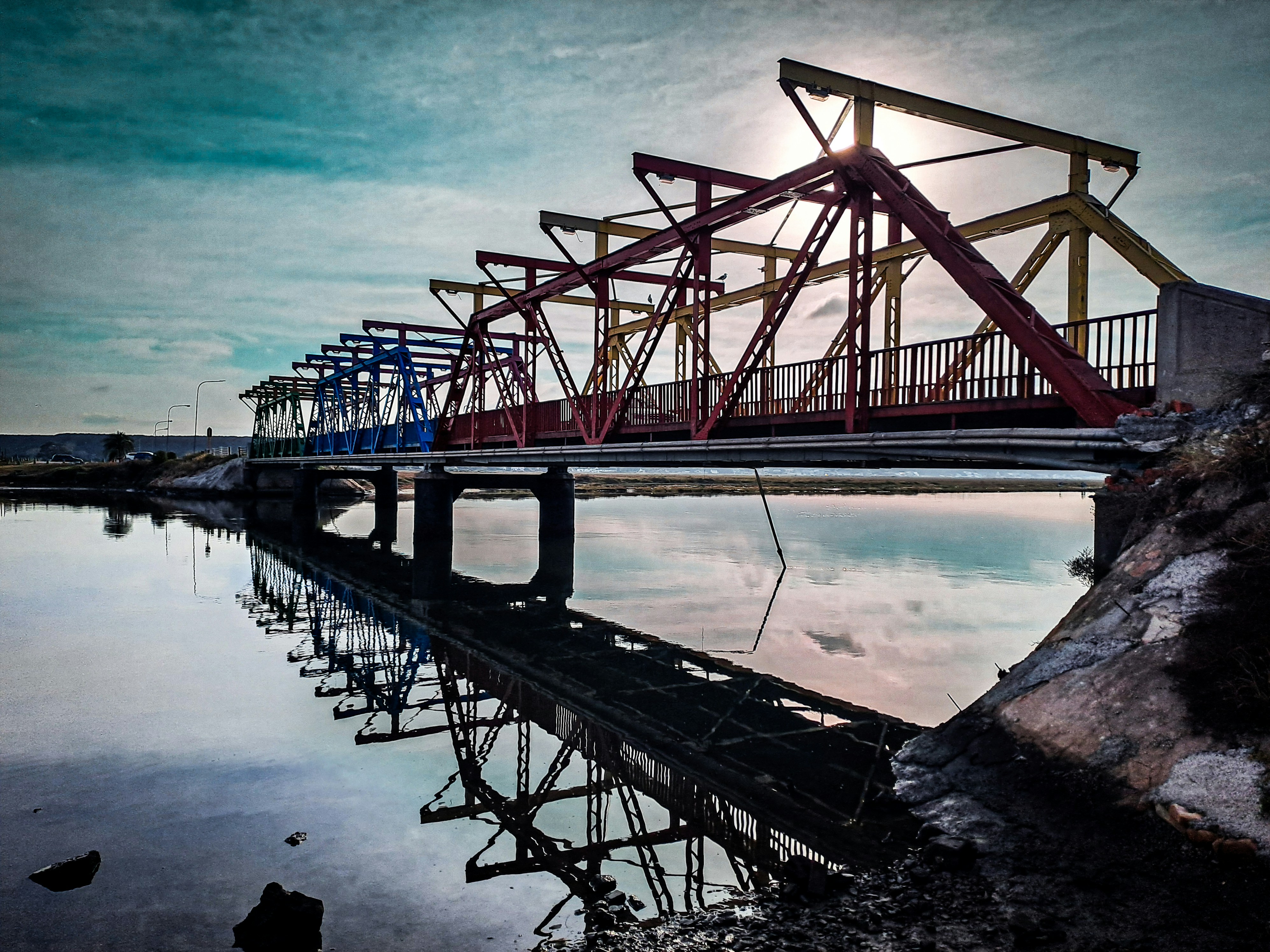 A mirrored truss: colors and symmetry along the reflected bridge