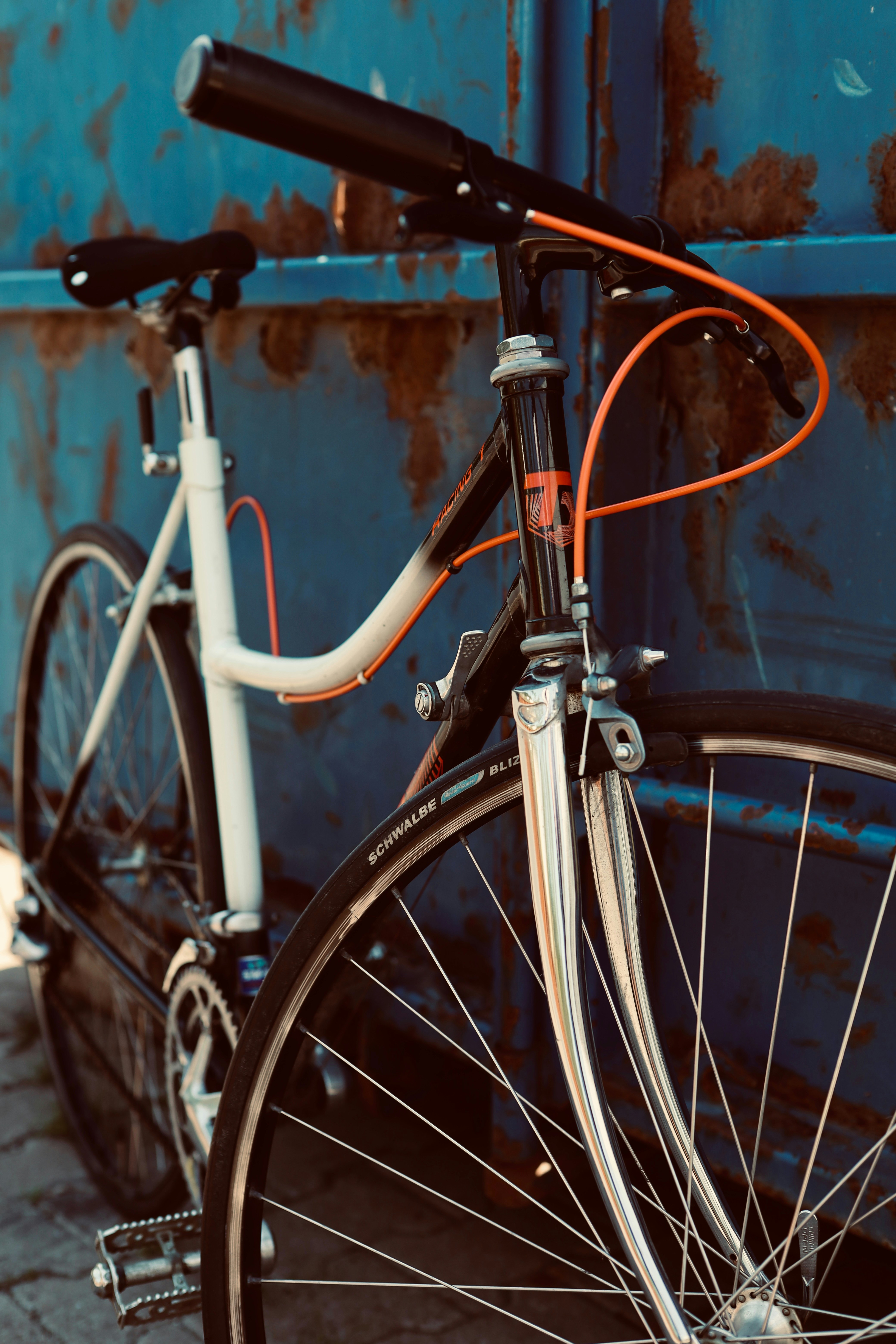 Urban Ride: A Retro Bicycle Leaning Against a Rusted Blue Wall