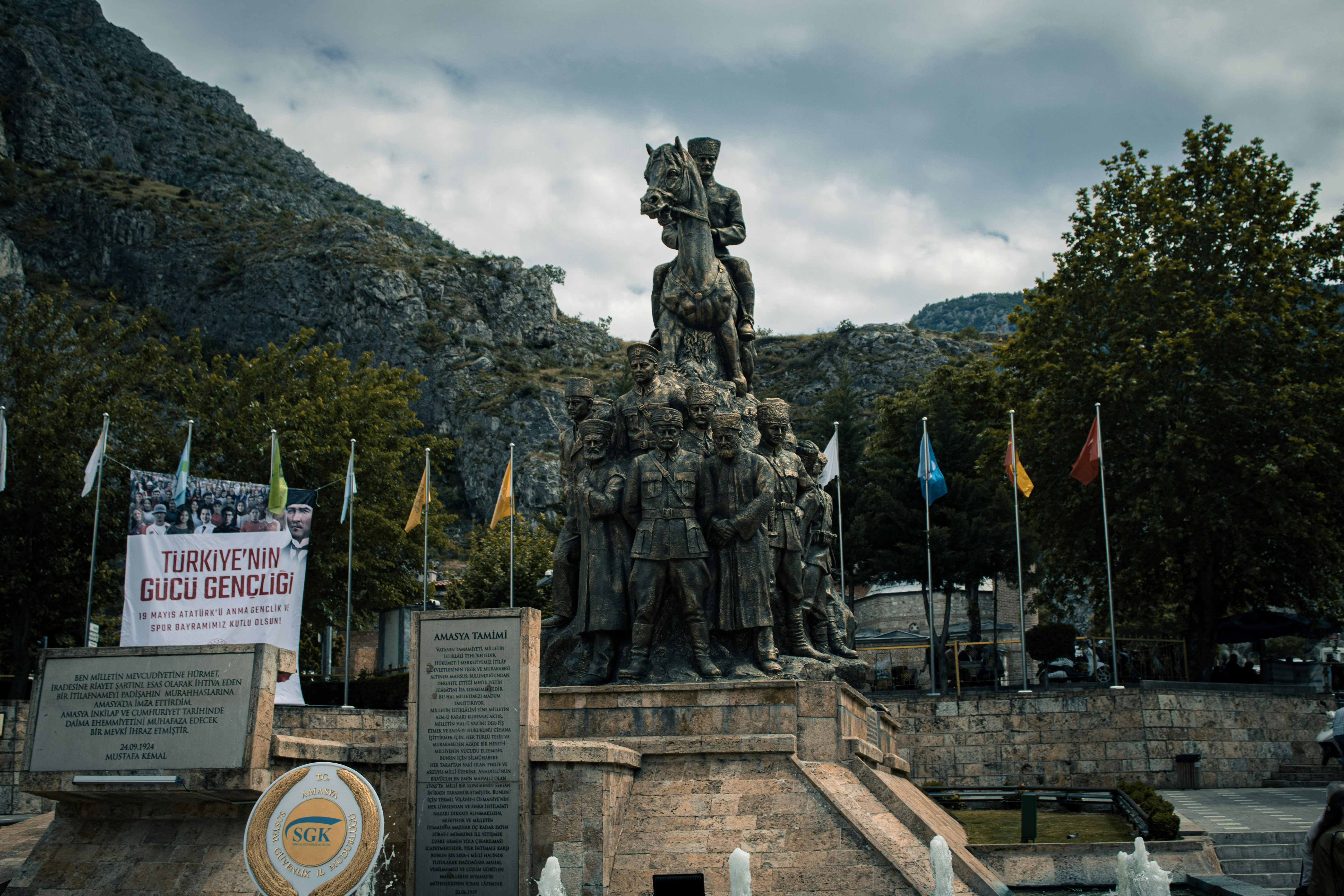 Monumental Resolve: A Lifelike Crowd of Heroes Under Flag Vines