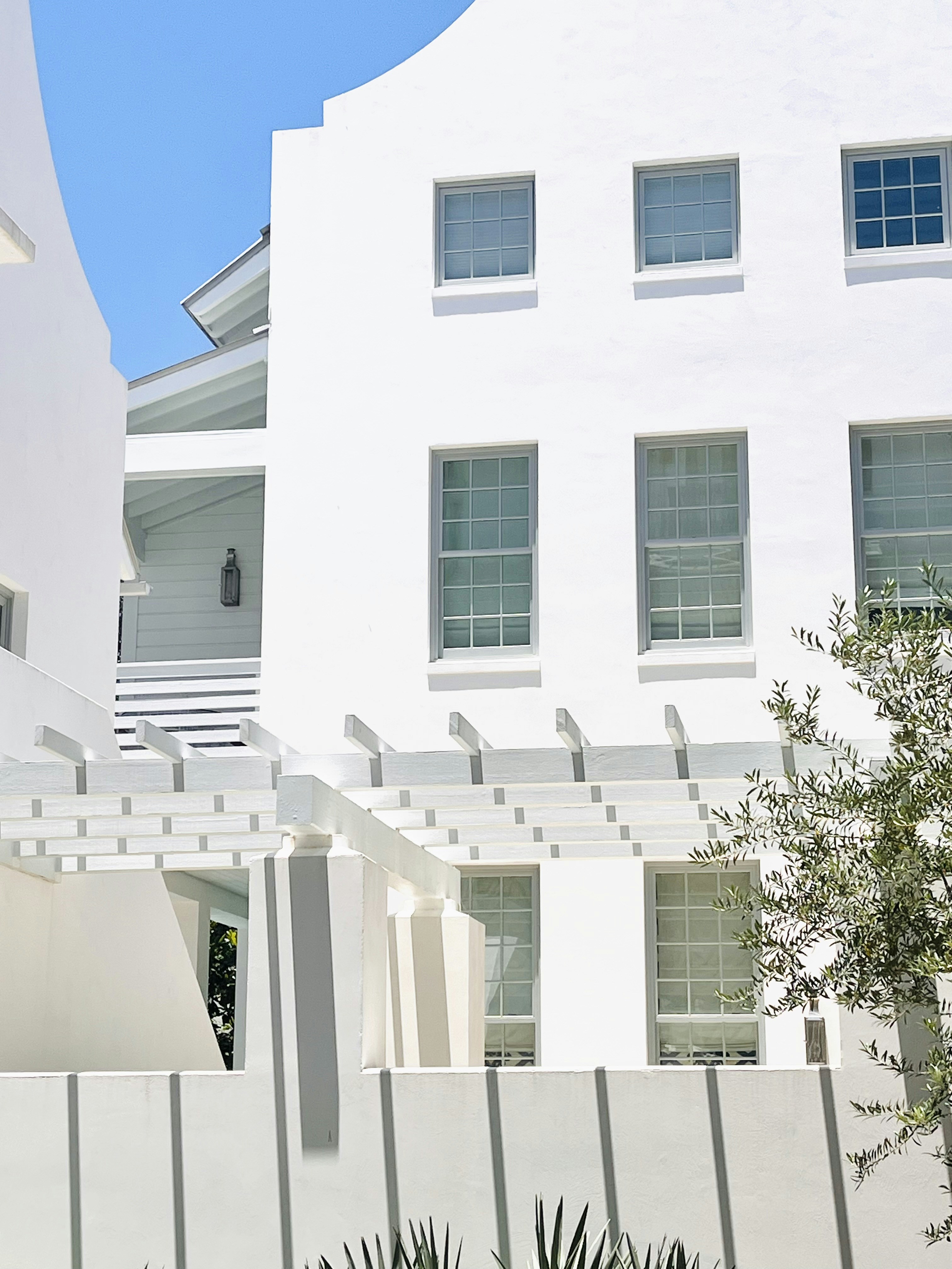 Sunlit White Facade: Modern Architecture in Bright Daylight