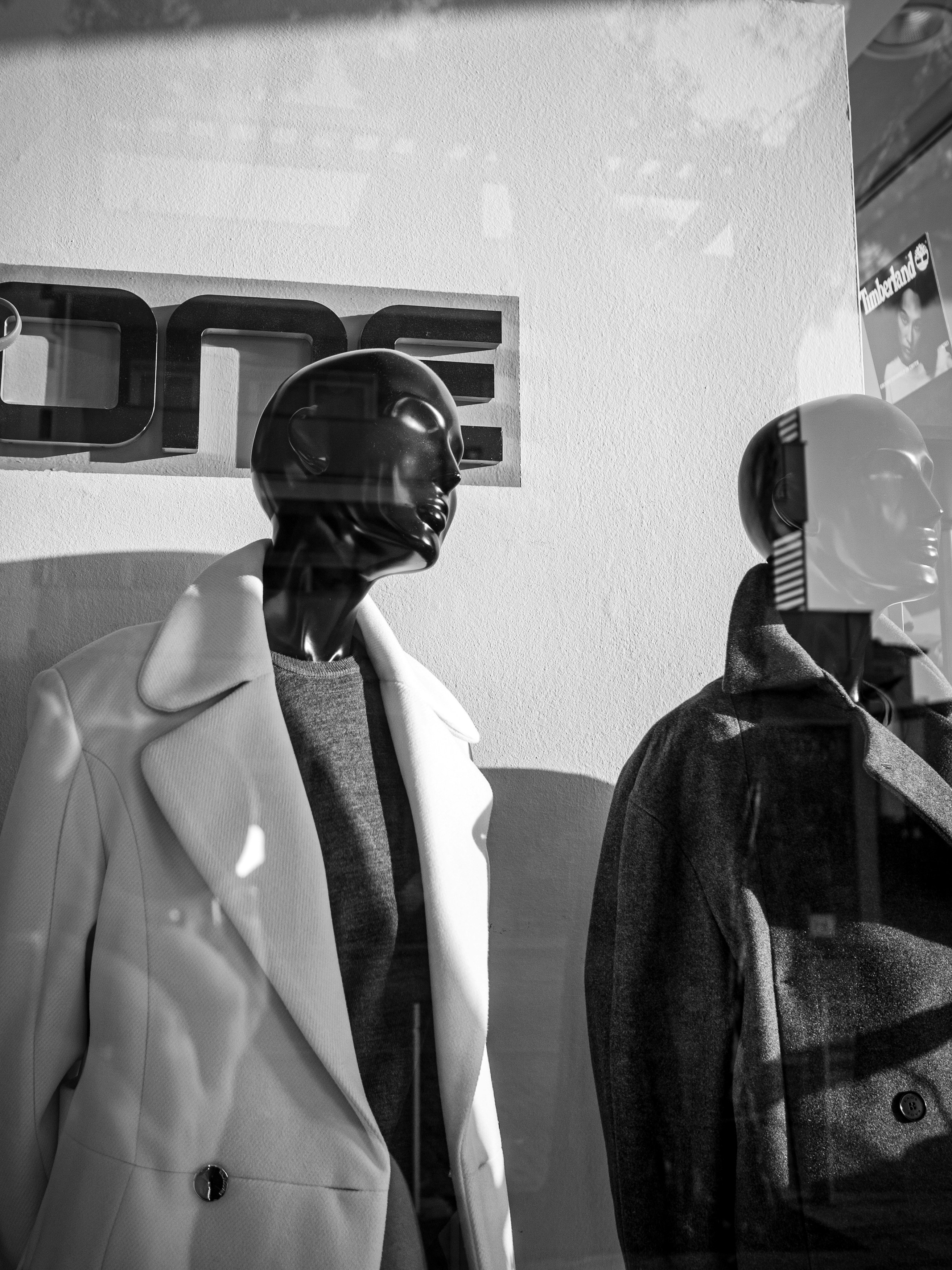 Mannequin Gaze in a Window of Reflections