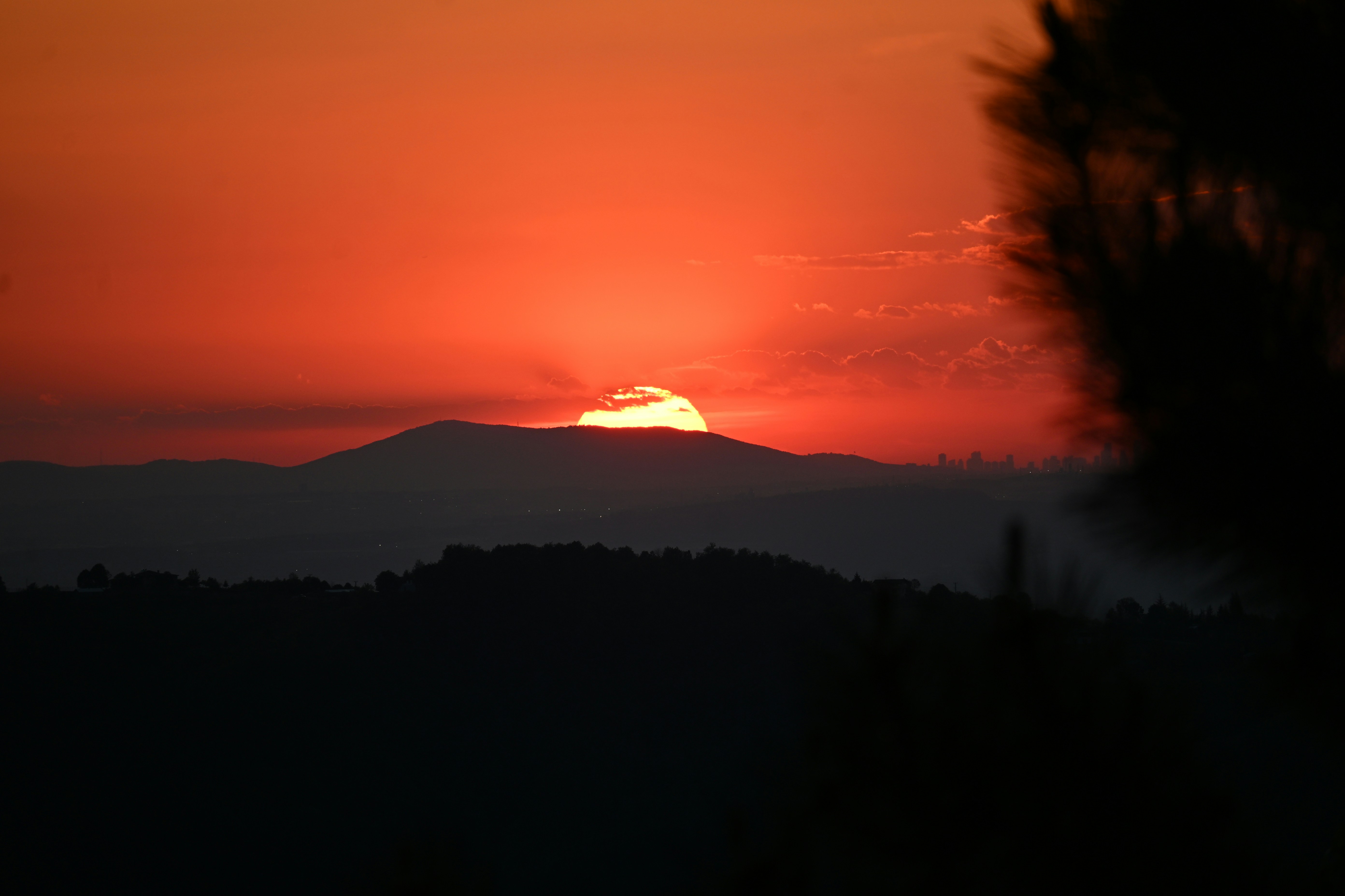 Sunset at the silhouetted ridge: a quiet horizon