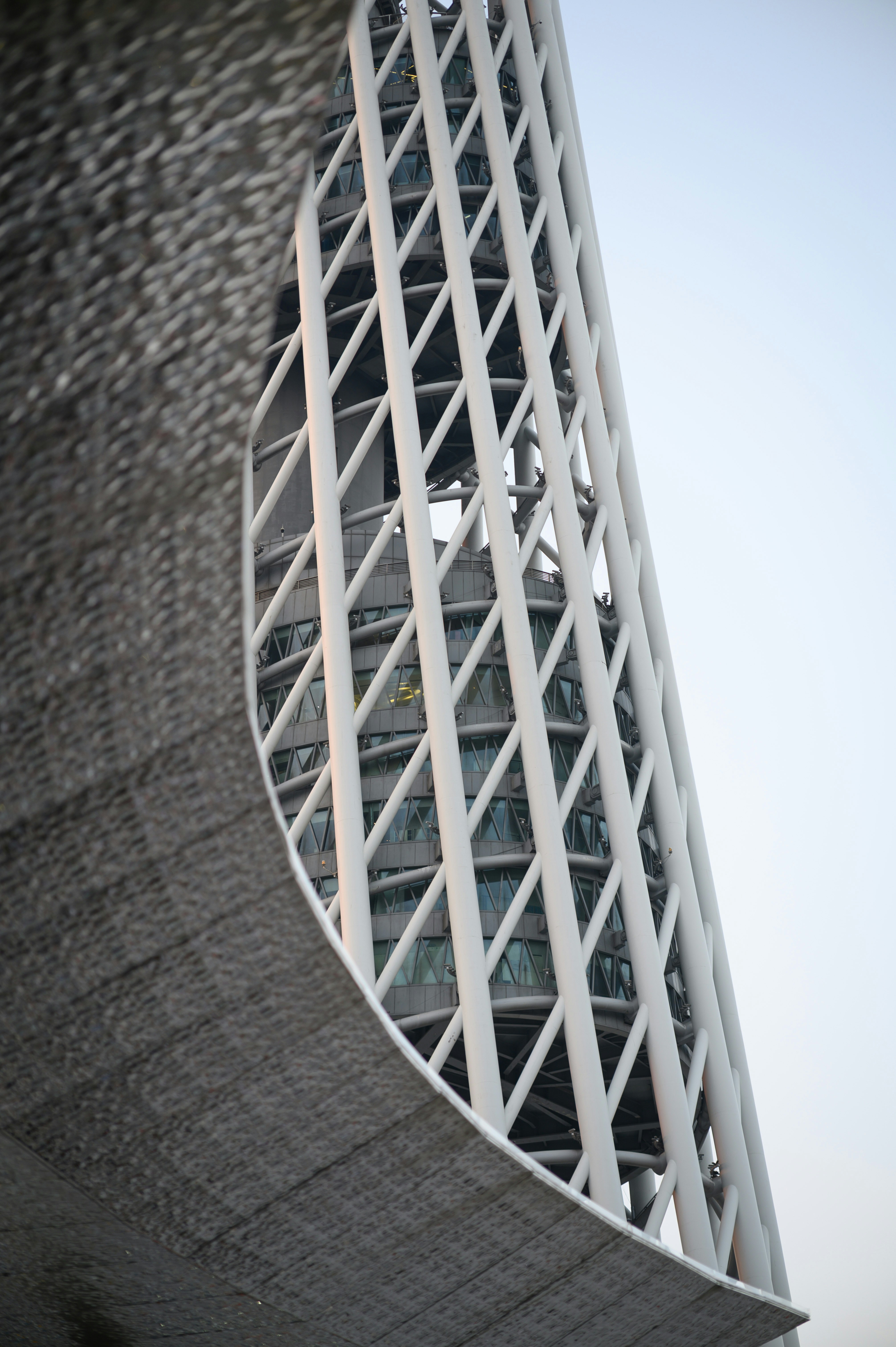 Crisscrossed Architecture: A Curved Facade Unfolding into Sky