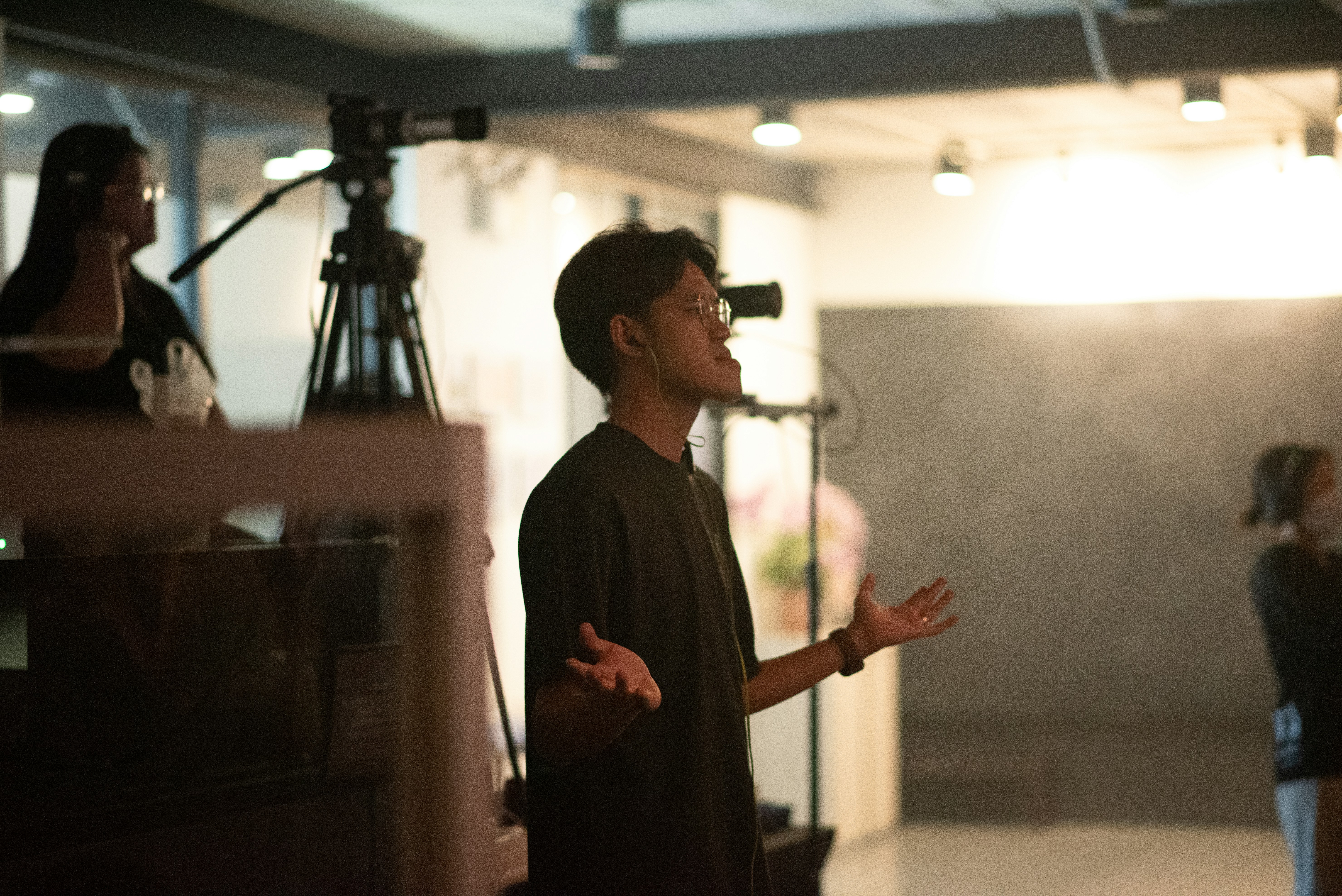 Gesture in the Spotlight: A Speaker Amid Stage Equipment