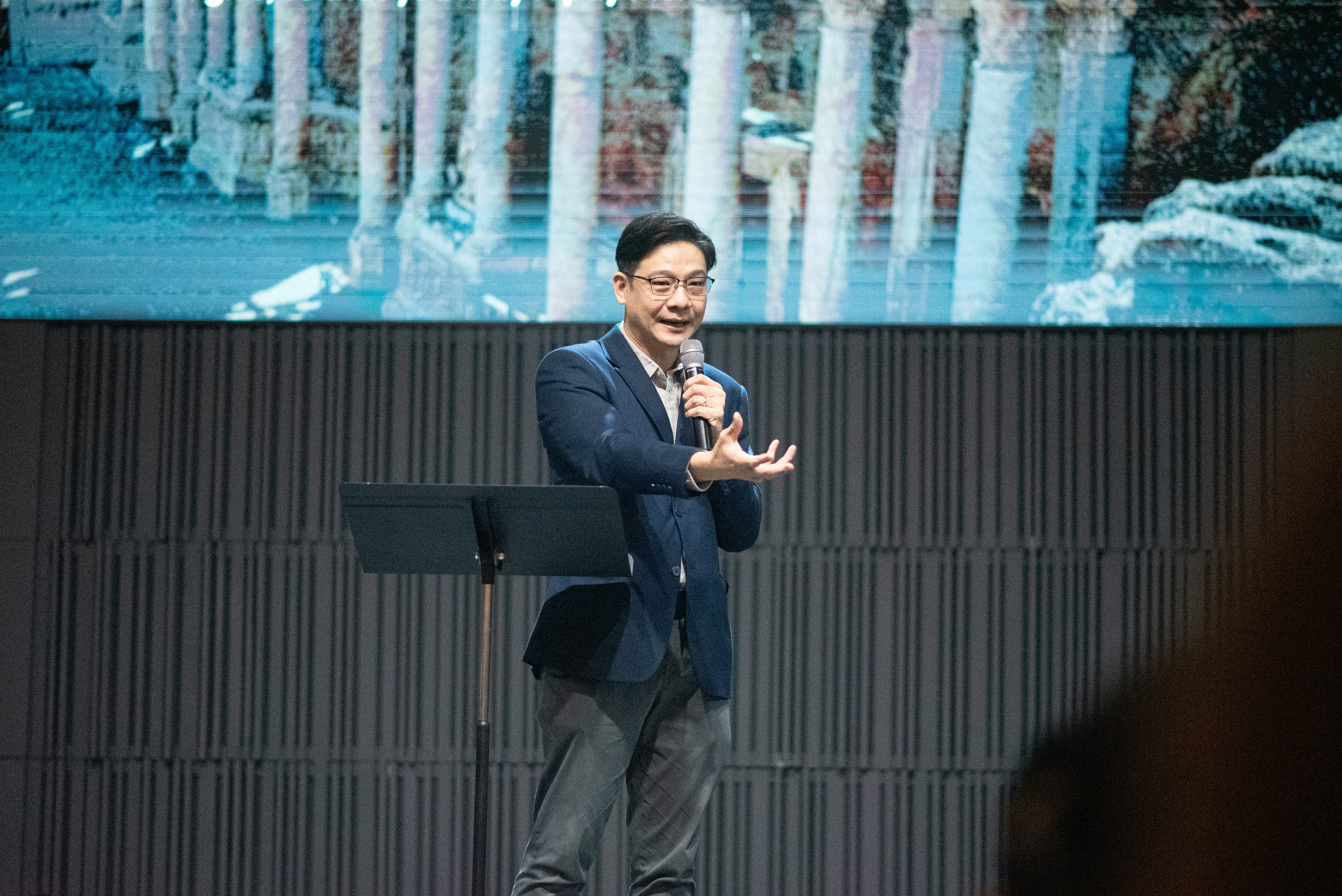 Mid-stage Moment: Speaker in Focus as Audience Listens