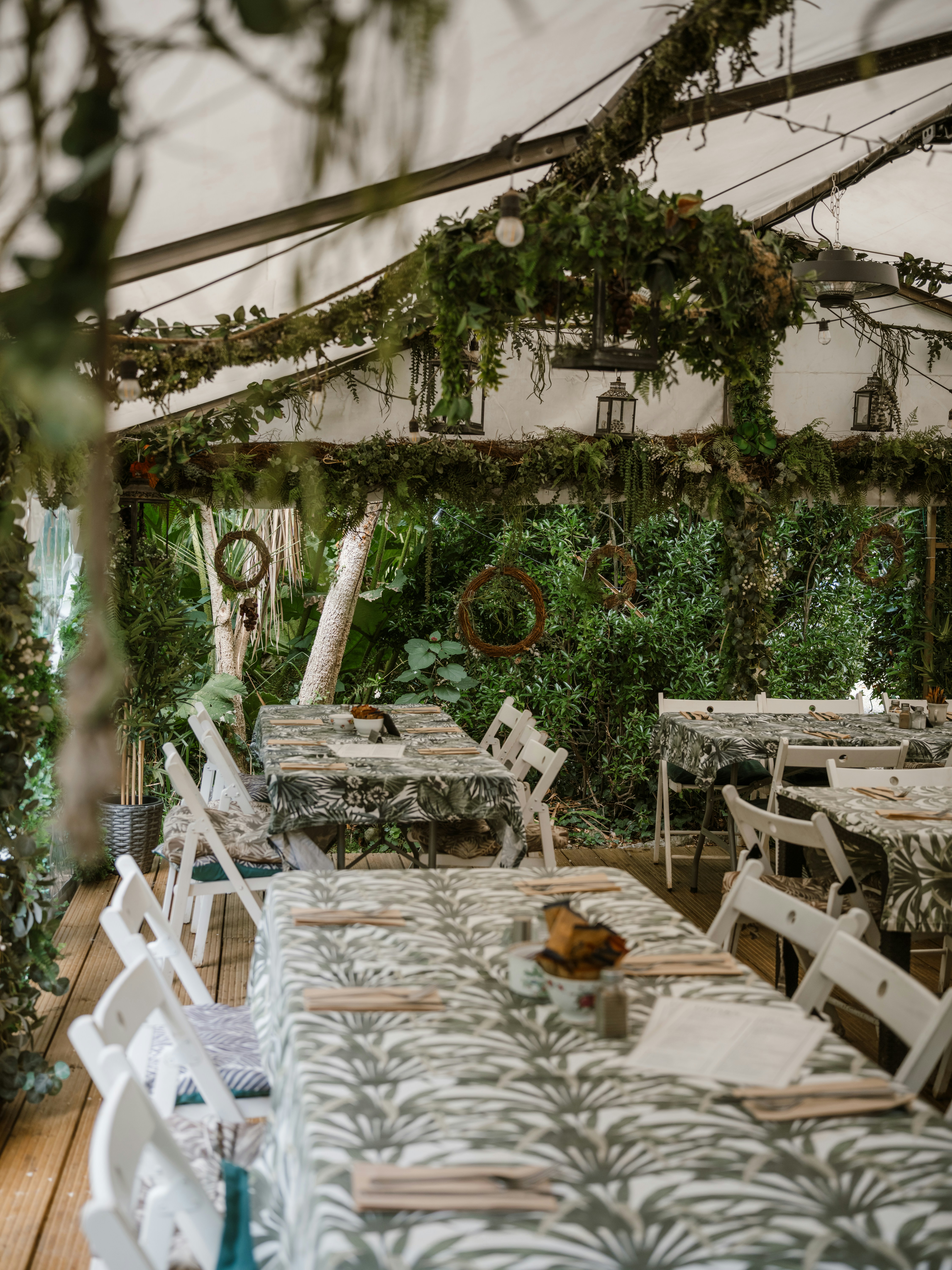 Forest Canopy Dinner: A Sunlit Garden Brings Tables to Life Under Green Overhangs