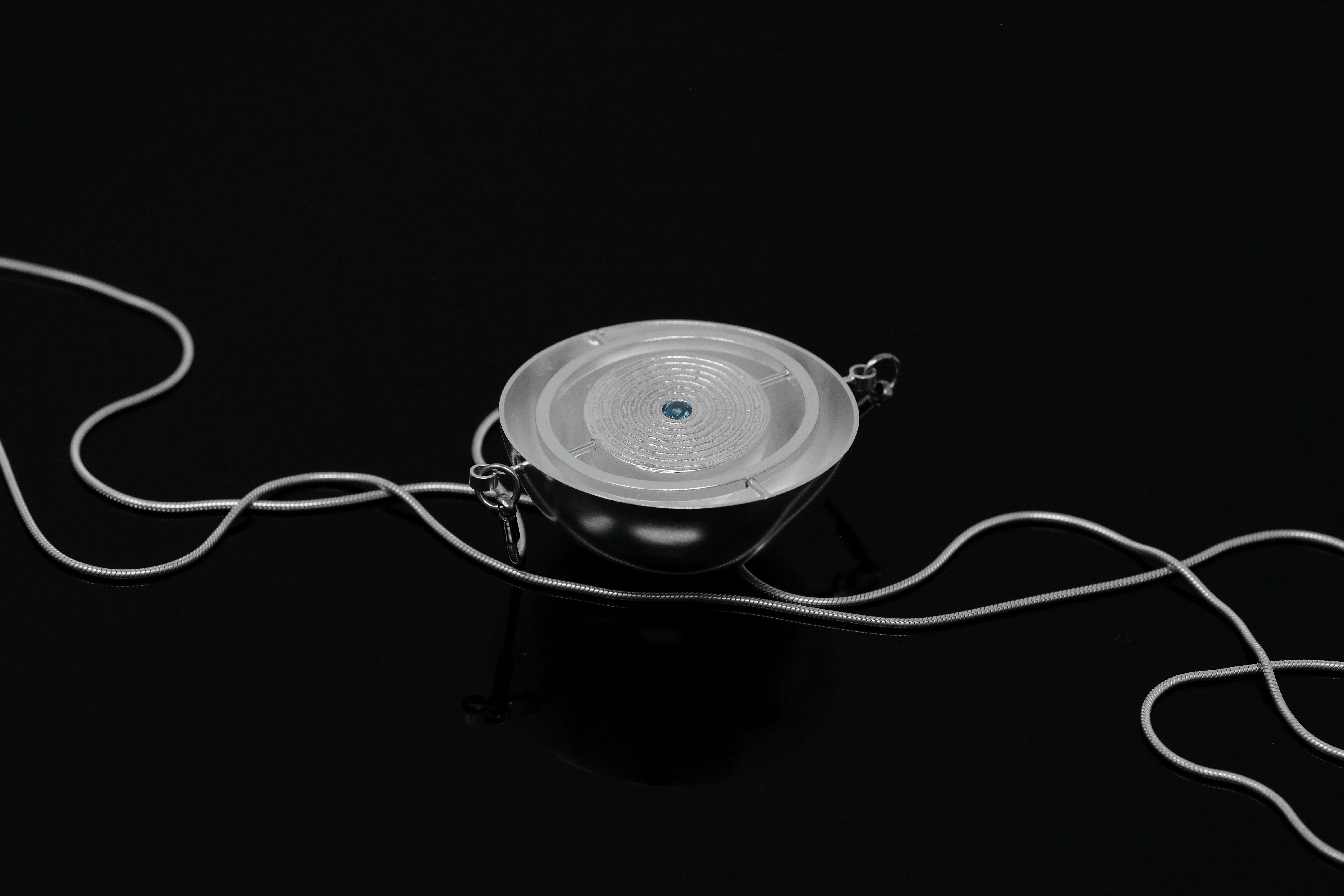 Single Spotlight, Silent Power: A Compact Recessed Lamp on a Dark Stage