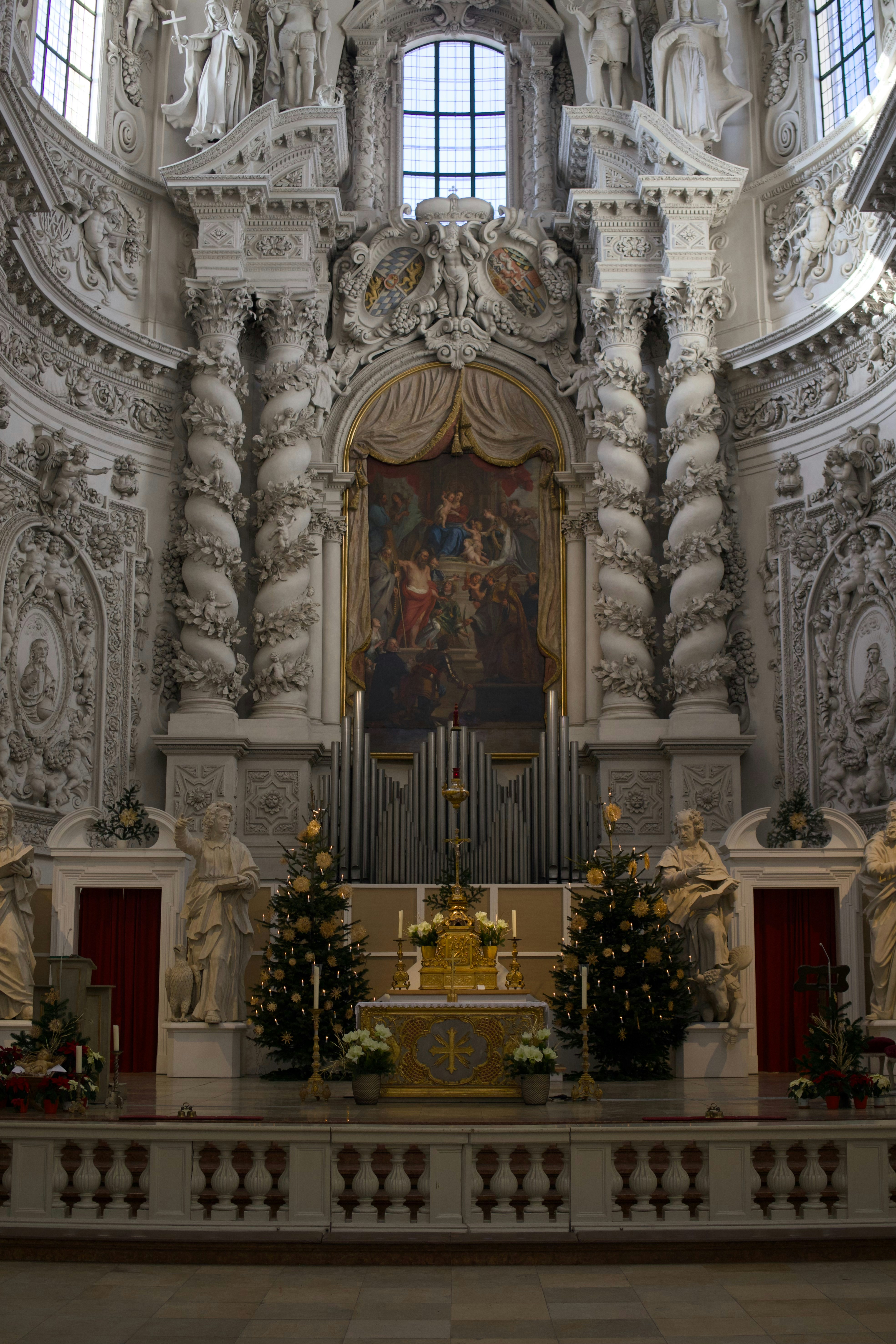 Baroque Sanctuary: The Altar Framed by Marble Sculptures and Sacred Painting