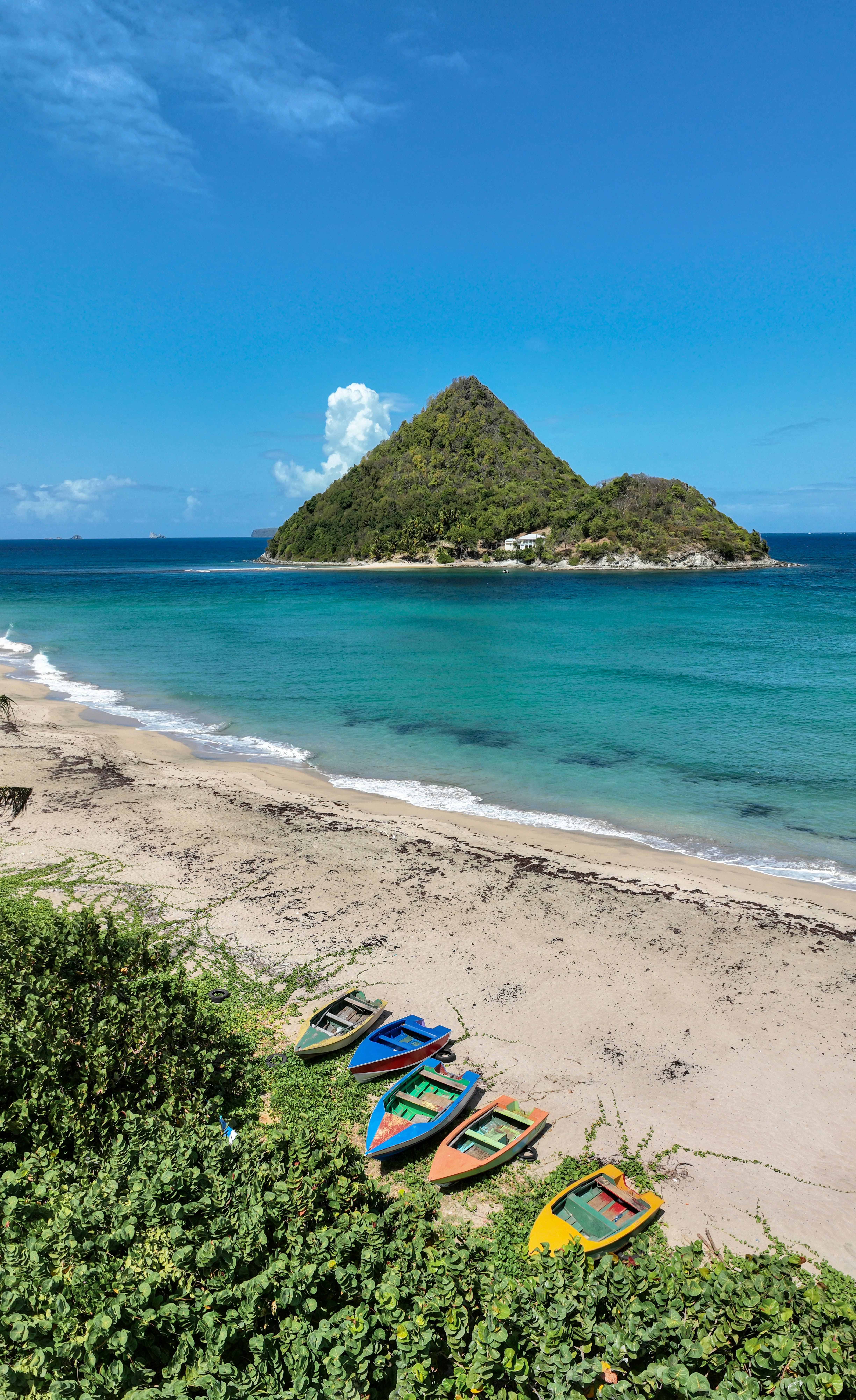 Emerald Isle Beacon: A Tropical Corner with Colorful Boats