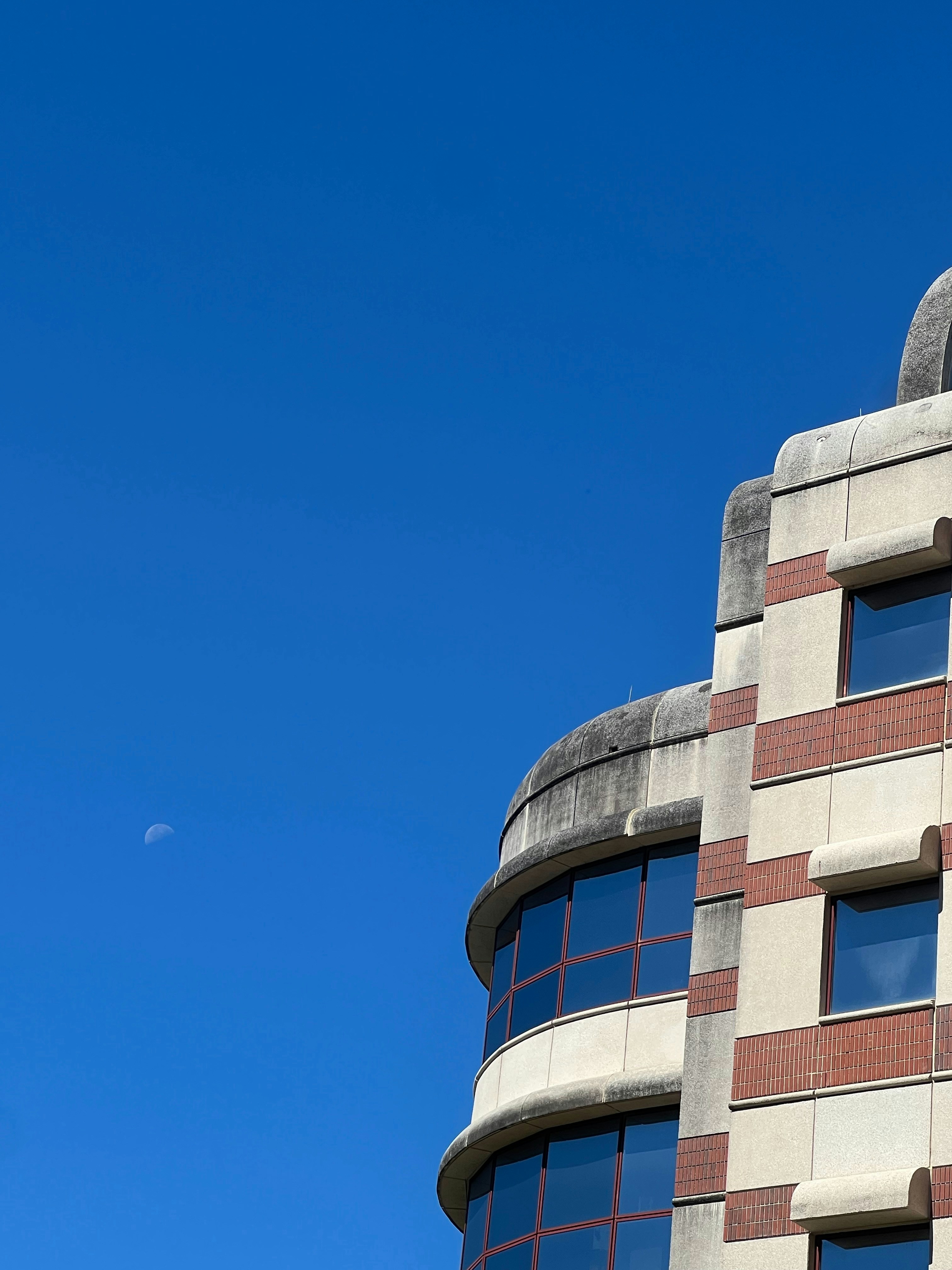 Cornered Skyward: A Modern Facade Against a Pristine Blue