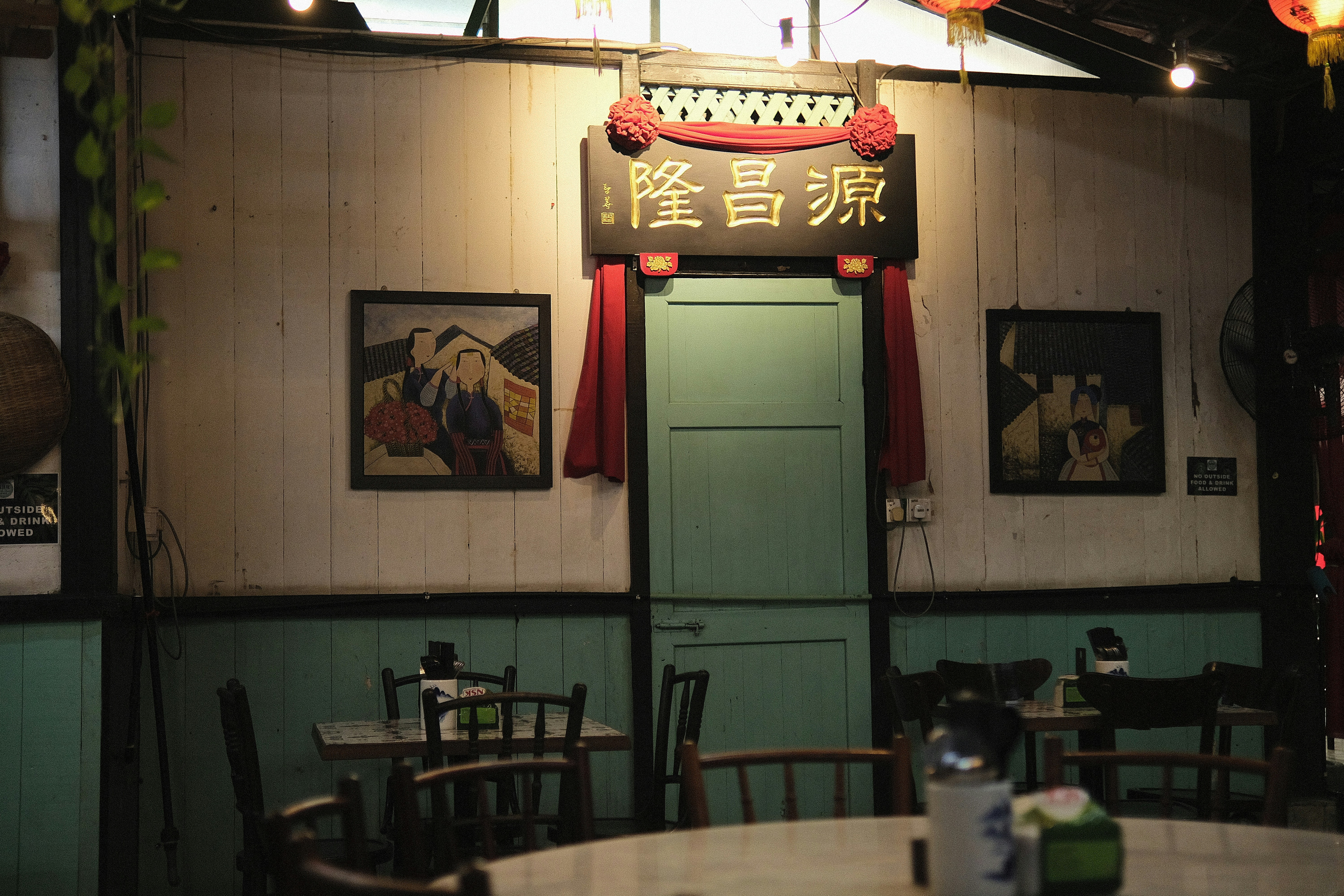 Dim Lanterns, Quiet Café: A Corner of Chinese Interior