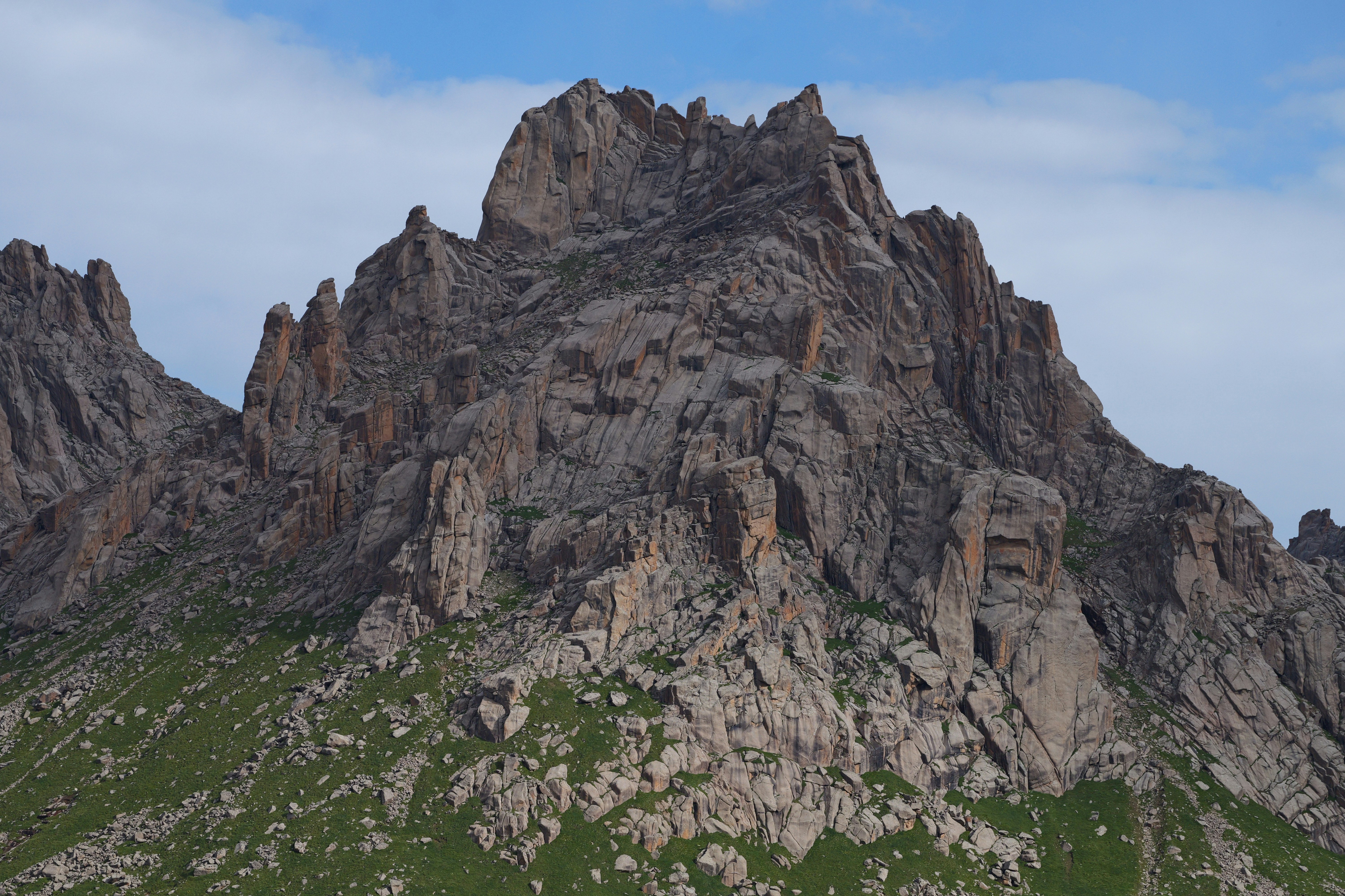 Crag Crown: A Peak Piercing the Sky