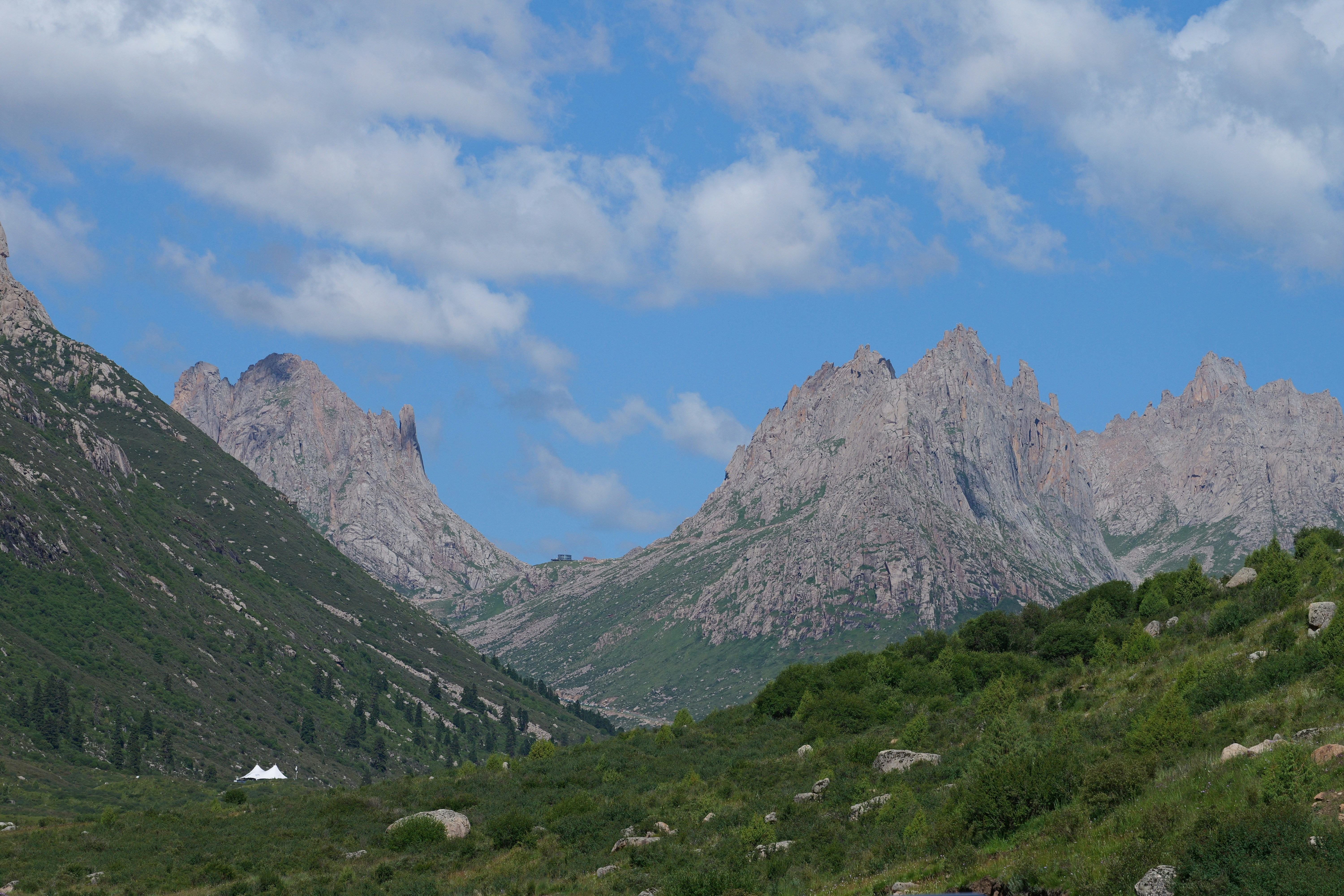 Between Peaks and Sky: A Quiet Mountain Canvas