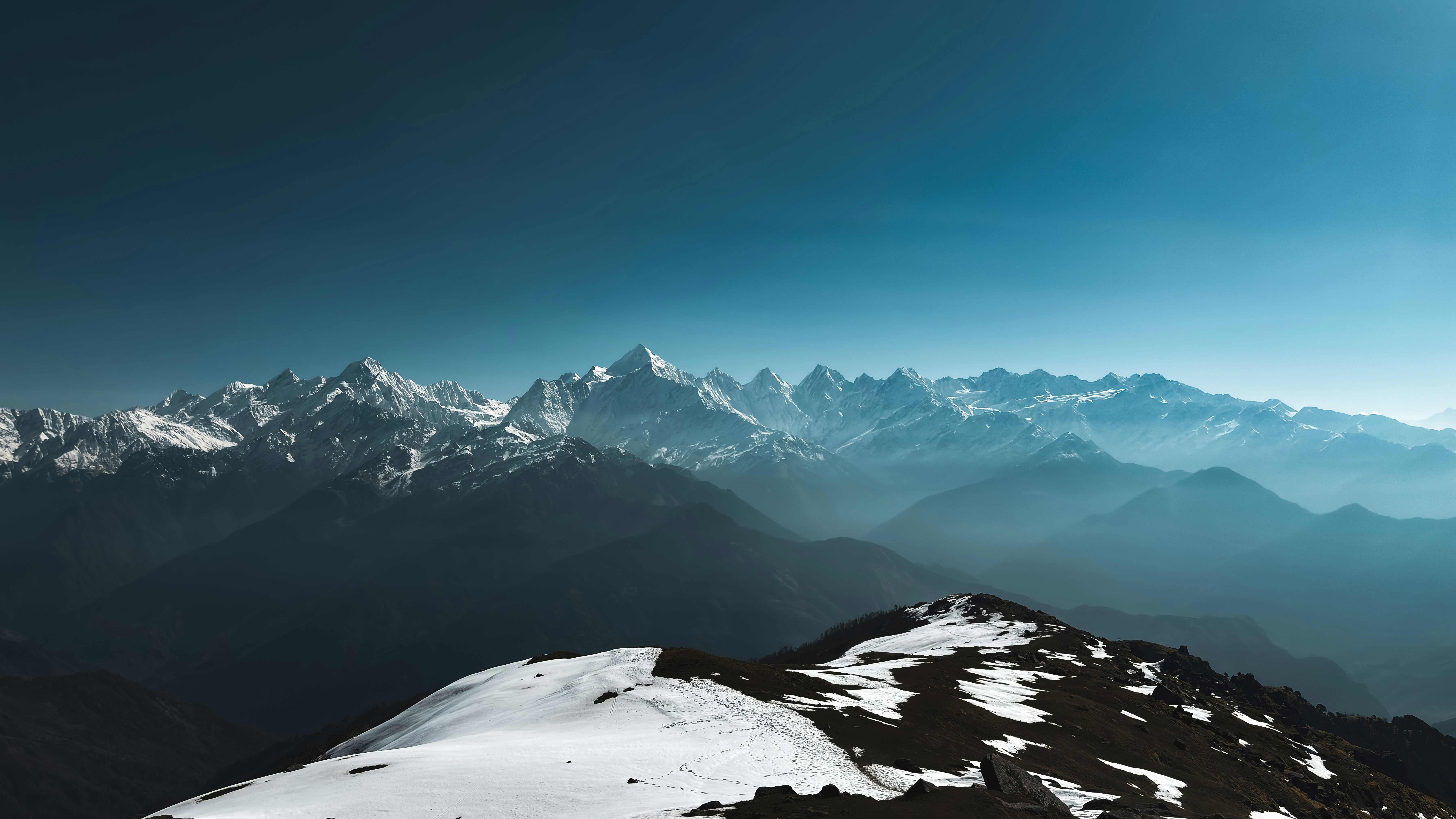 Snowbound Rim: A Quiet Crest Over a Sea of Peaks