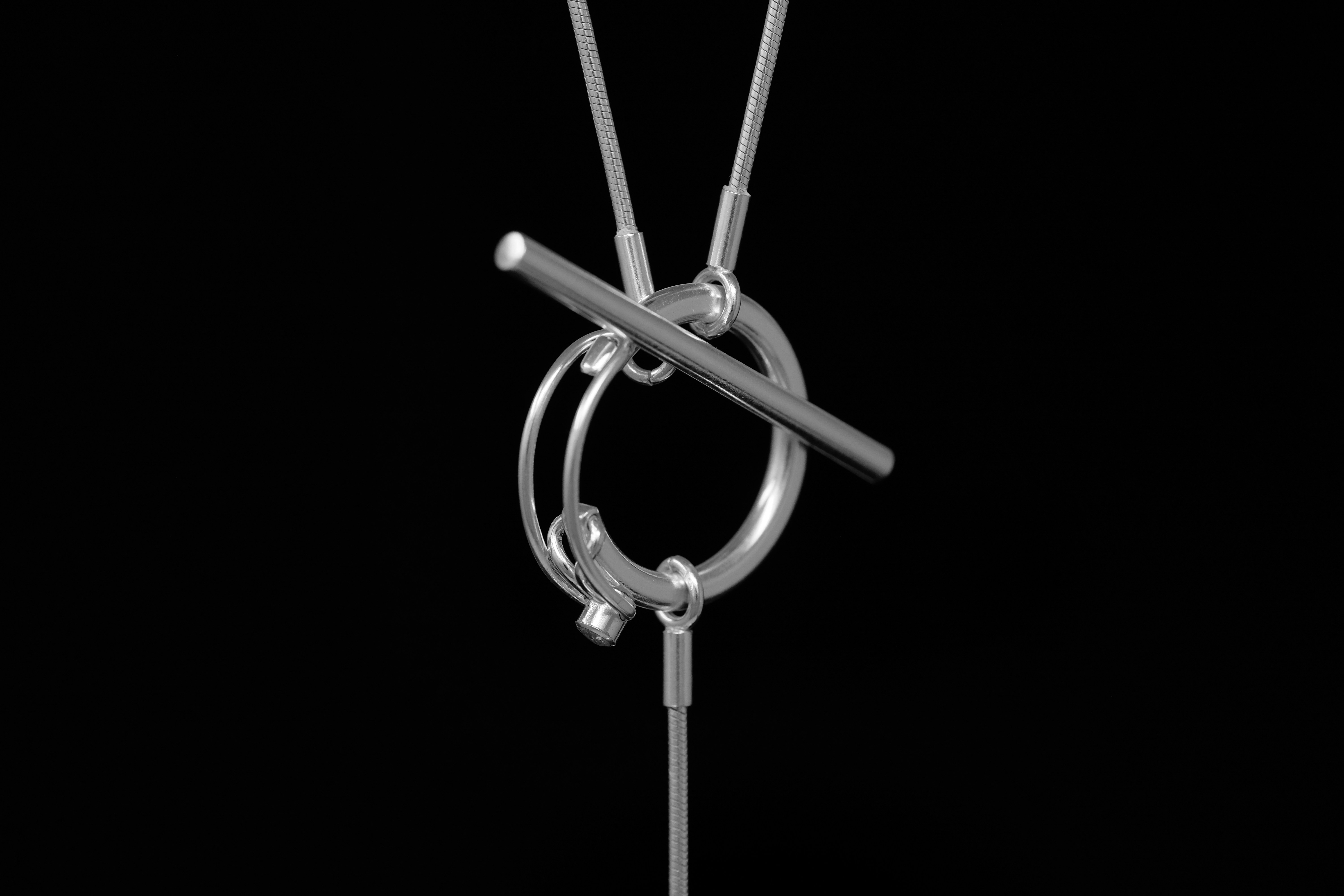 Circles of Steel: A Tensioned Knot in Focus
