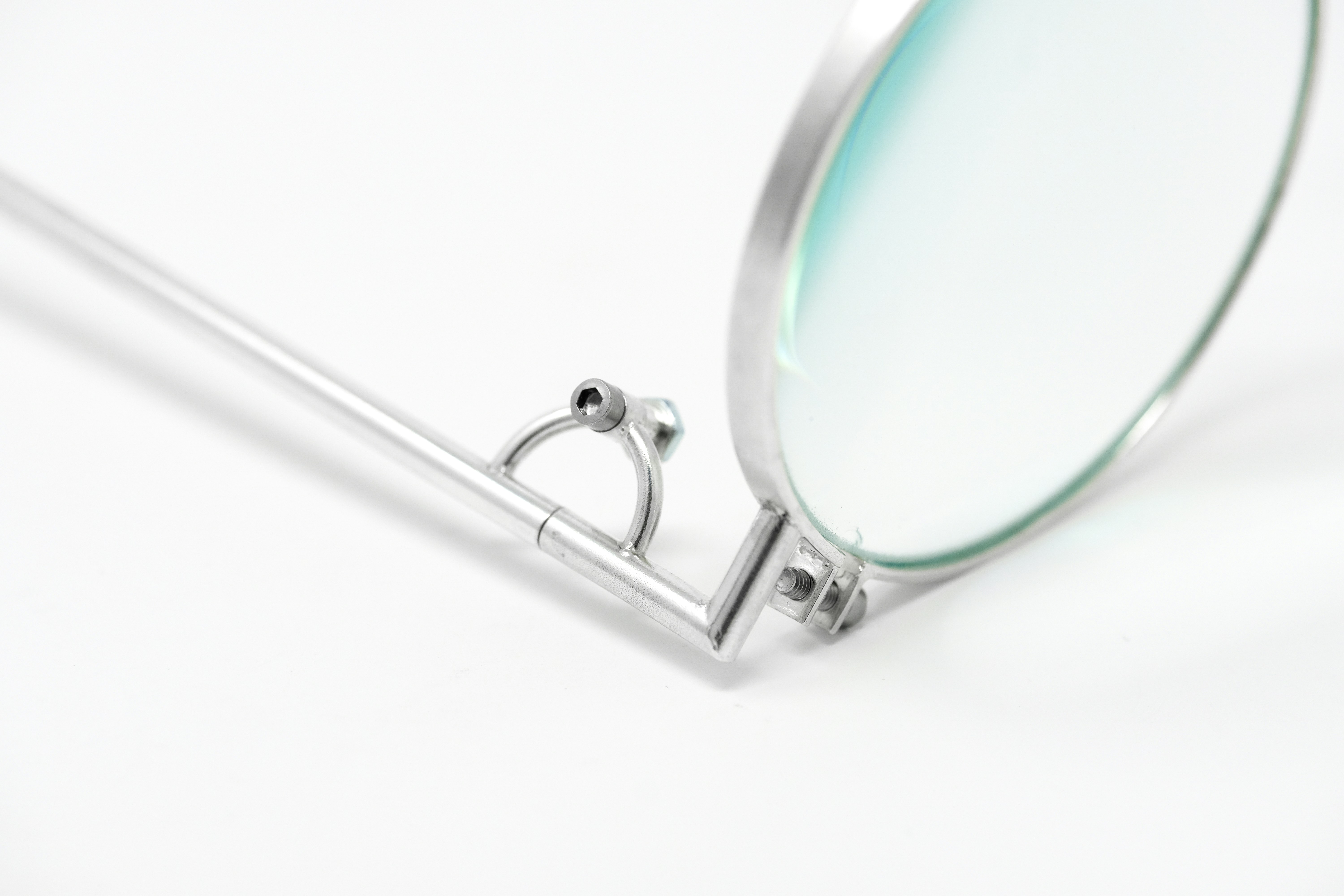 Precision in Focus: The Curved Lens and Its Stand