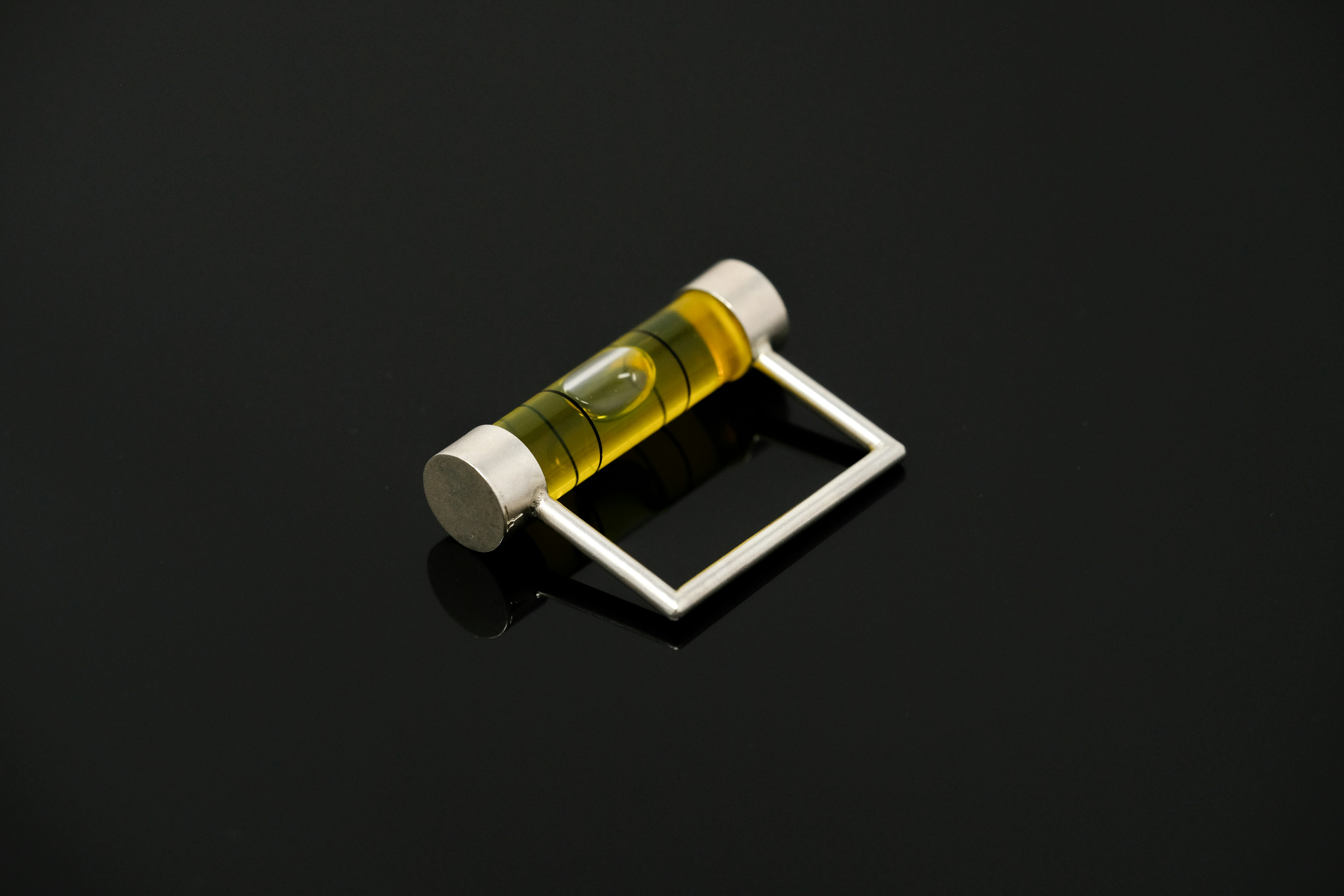 A Tiny Spirit Level: Minimal Tool, Maximal Focus