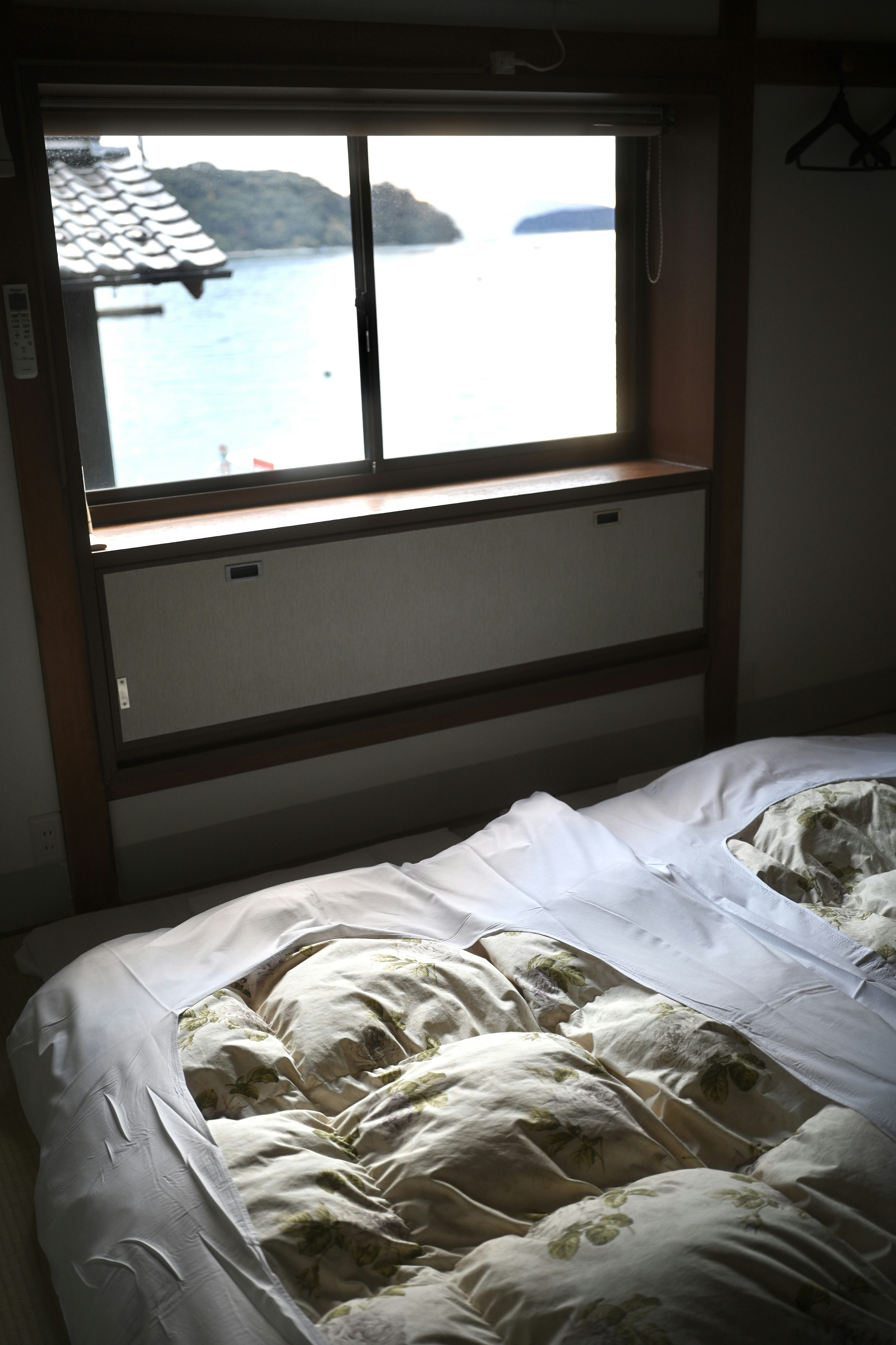 Hidden sea-view from a cozy tatami-era window