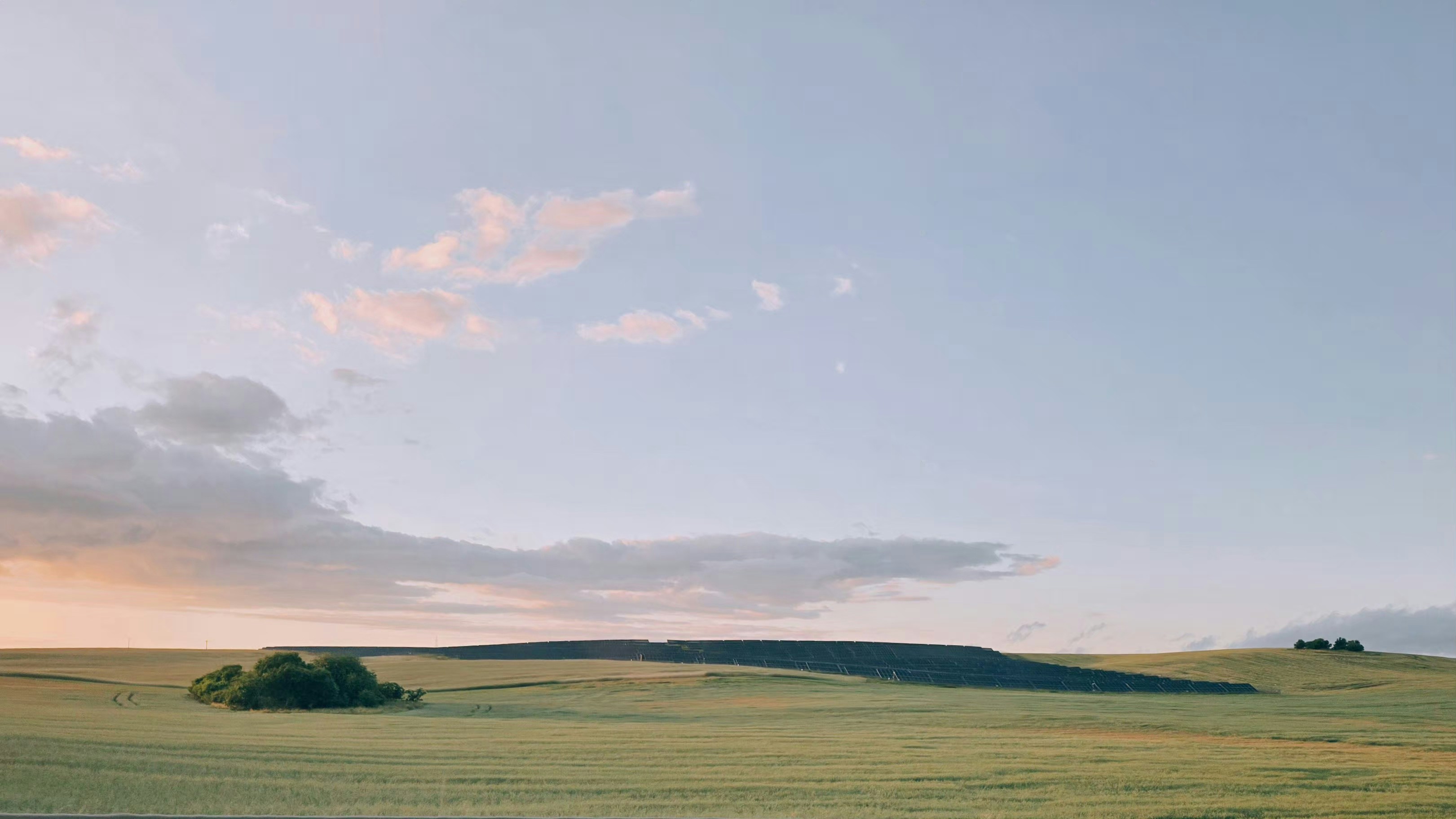 Horizon Ridge: A Quiet Run of Fields under a Soft Sunrise