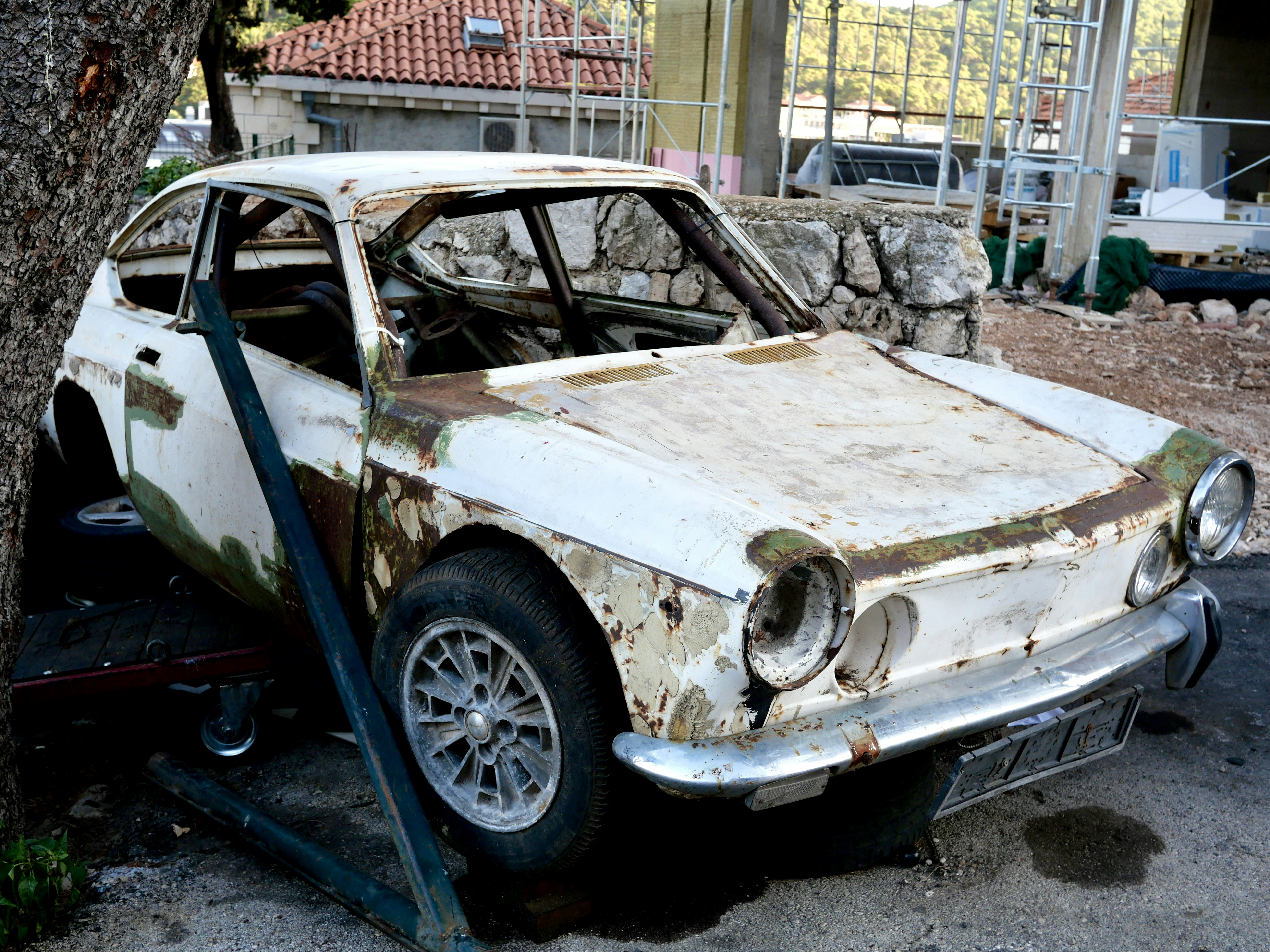 Rusting Relic: A Vintage Car in Quiet Decay