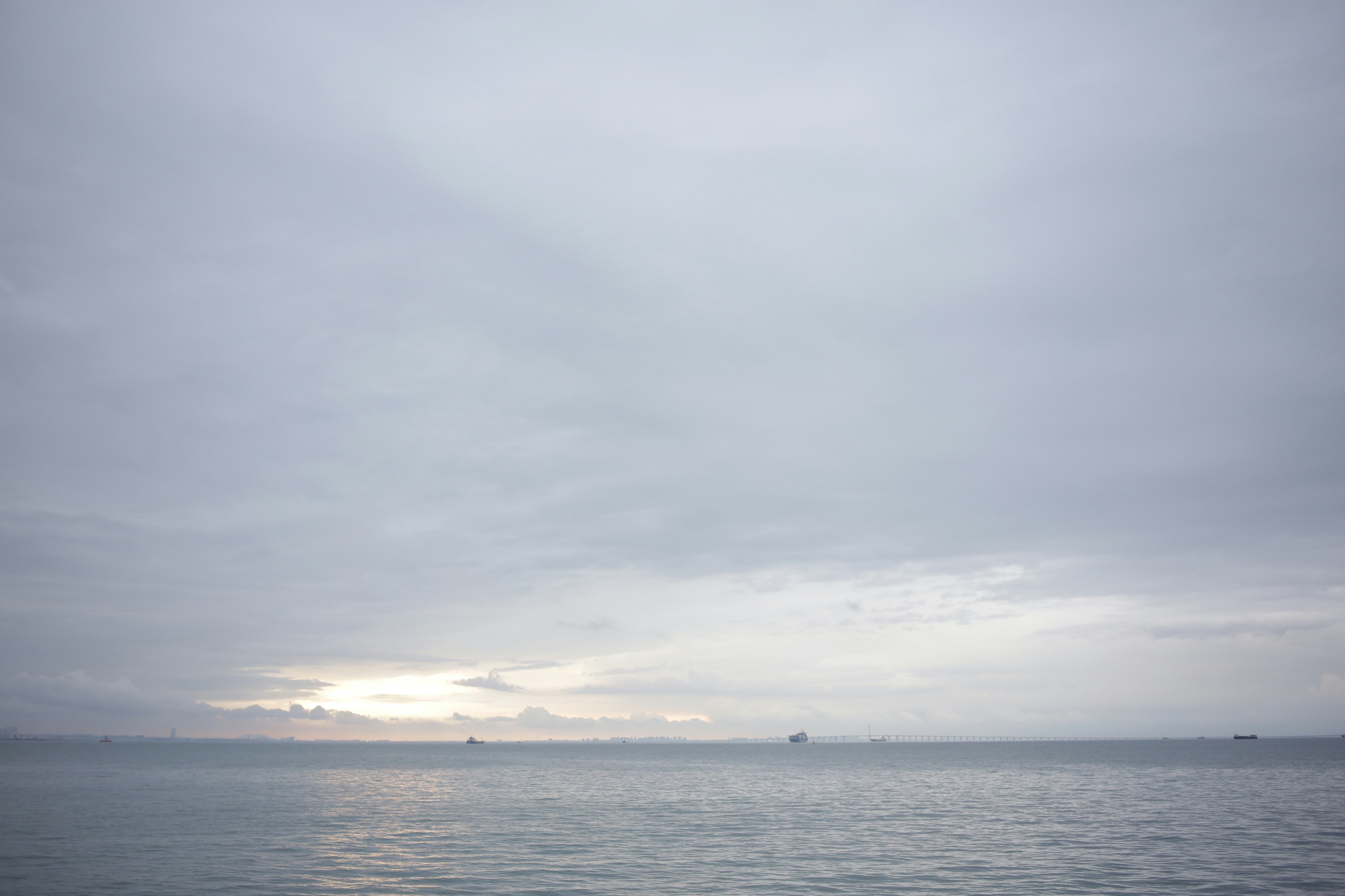 Horizon Quiet: Dusk Over a Slumbering Sea