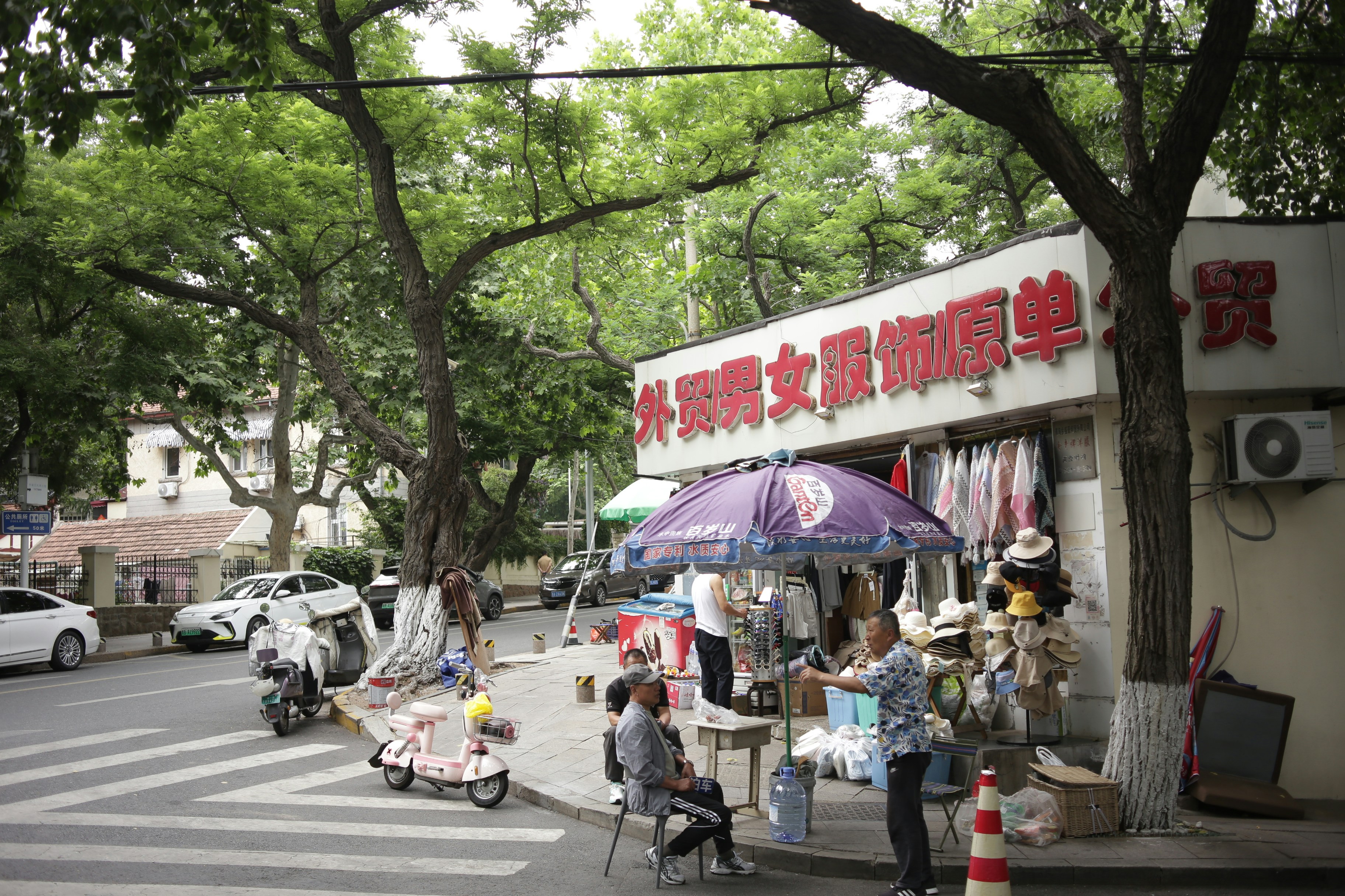 Street Vendor Carousel: A Calm Pause Under the Urban Canopy