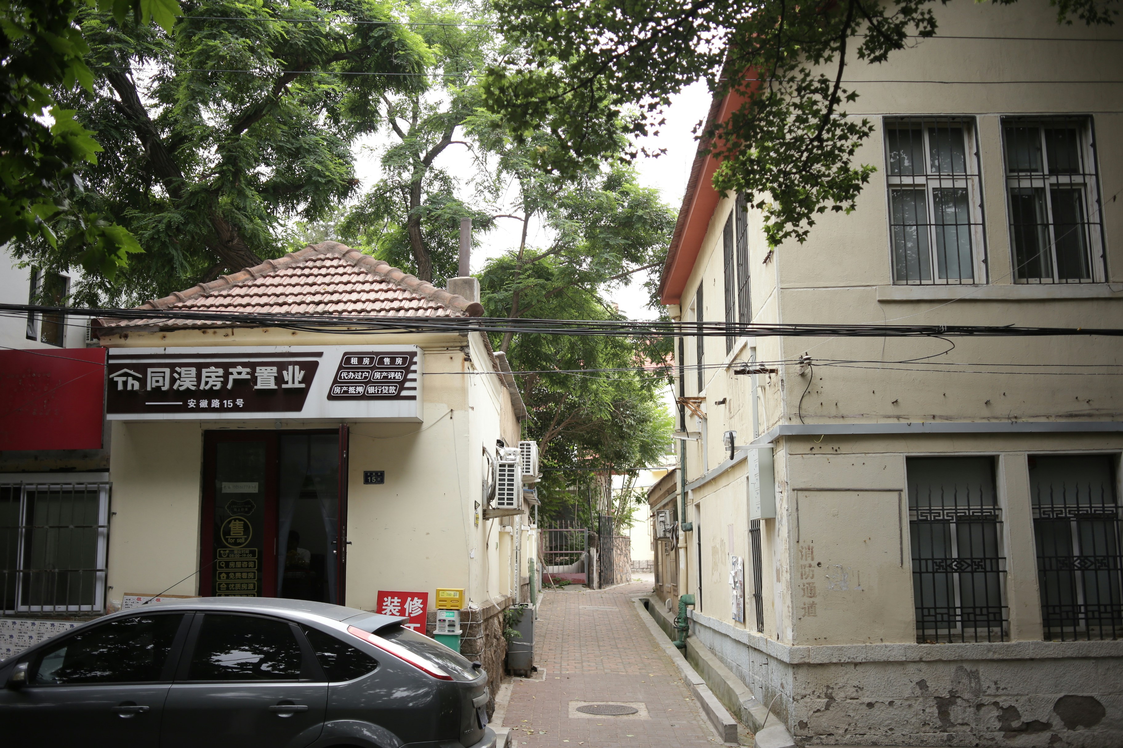 Quiet Alleyway Between Two Courtyarded Buildings