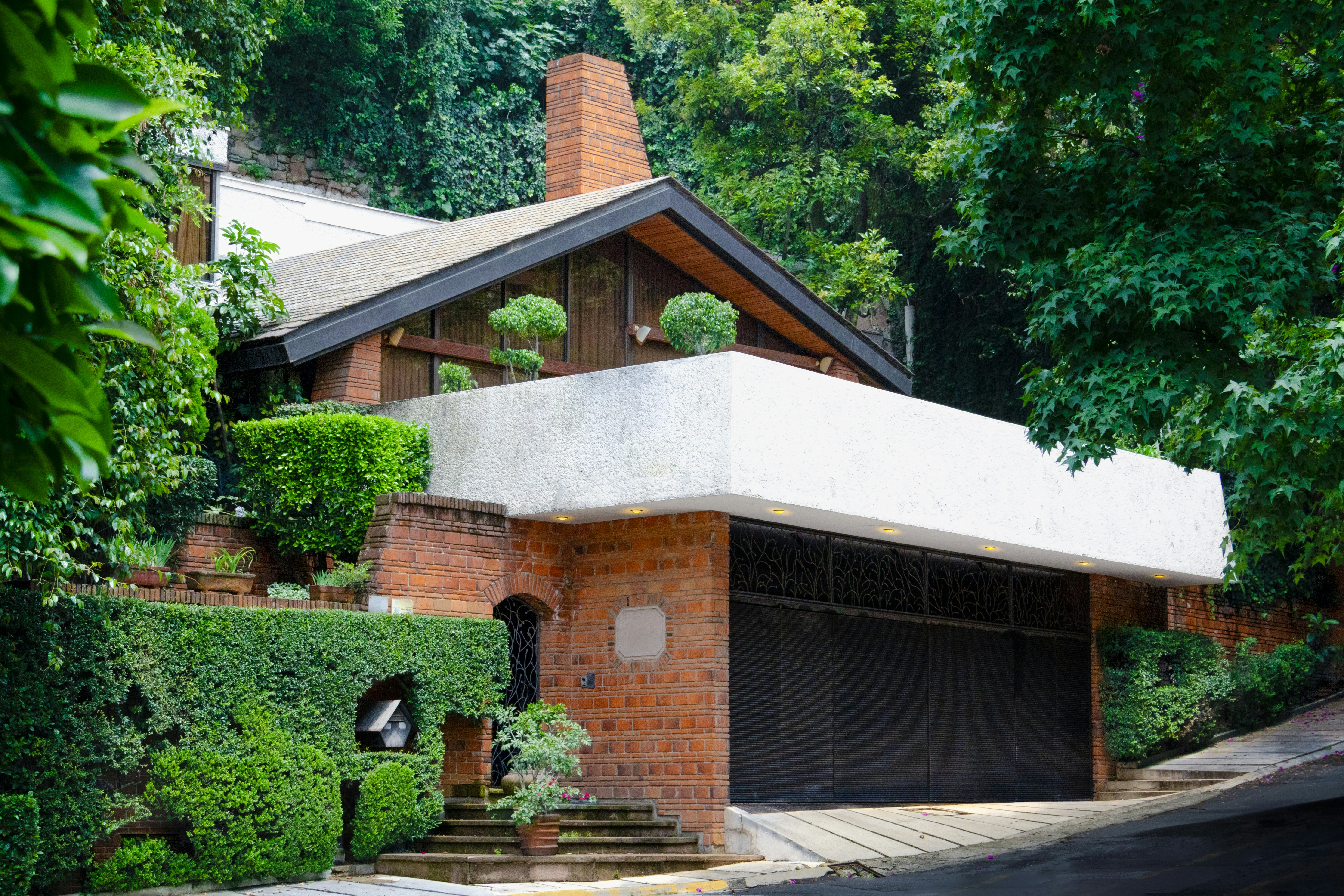 Mid-Century Brick Mable: A Quiet Driveway into Green Architecture