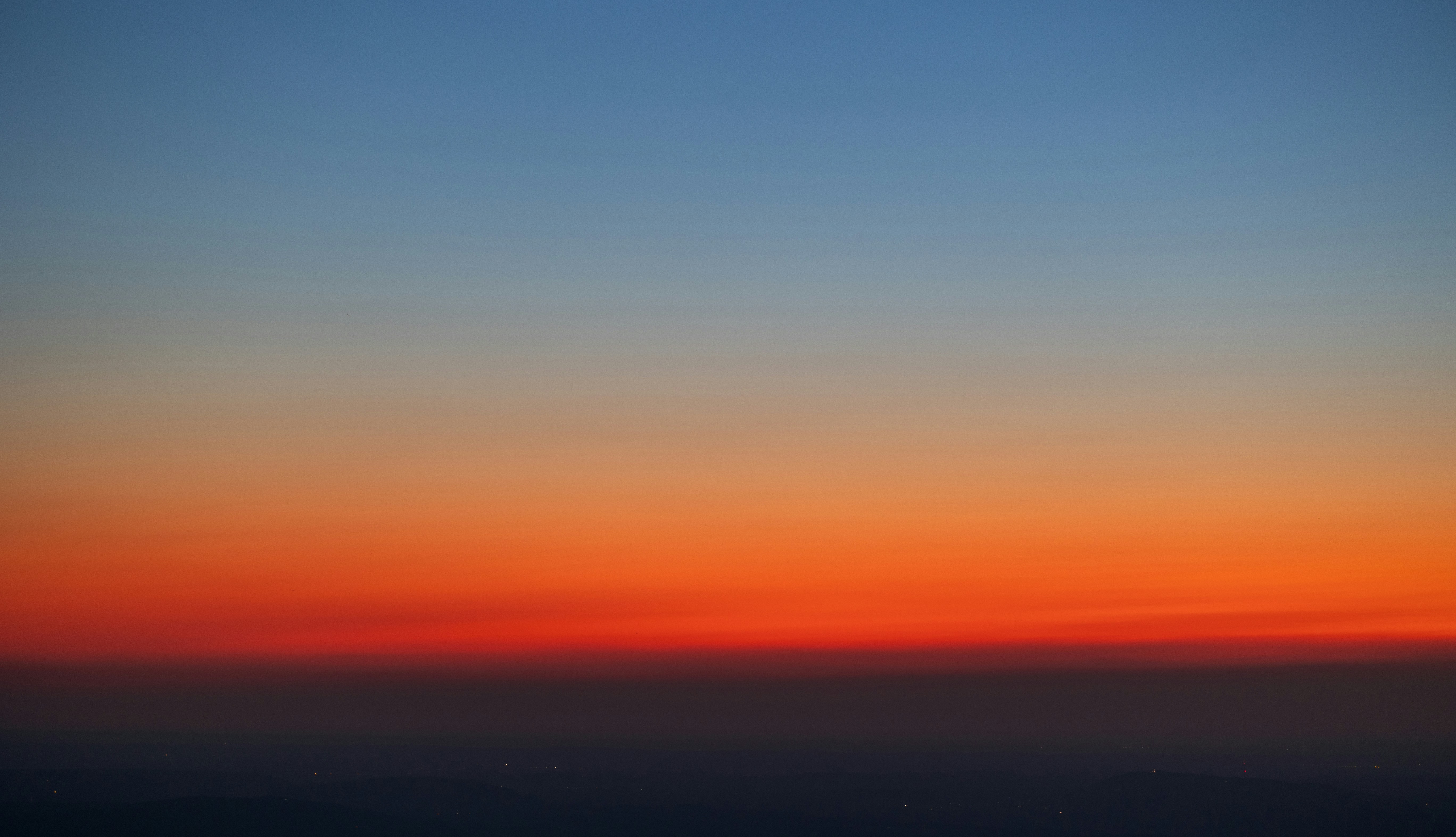 Horizon Ablaze: A Quiet Seal Between Sky and Earth