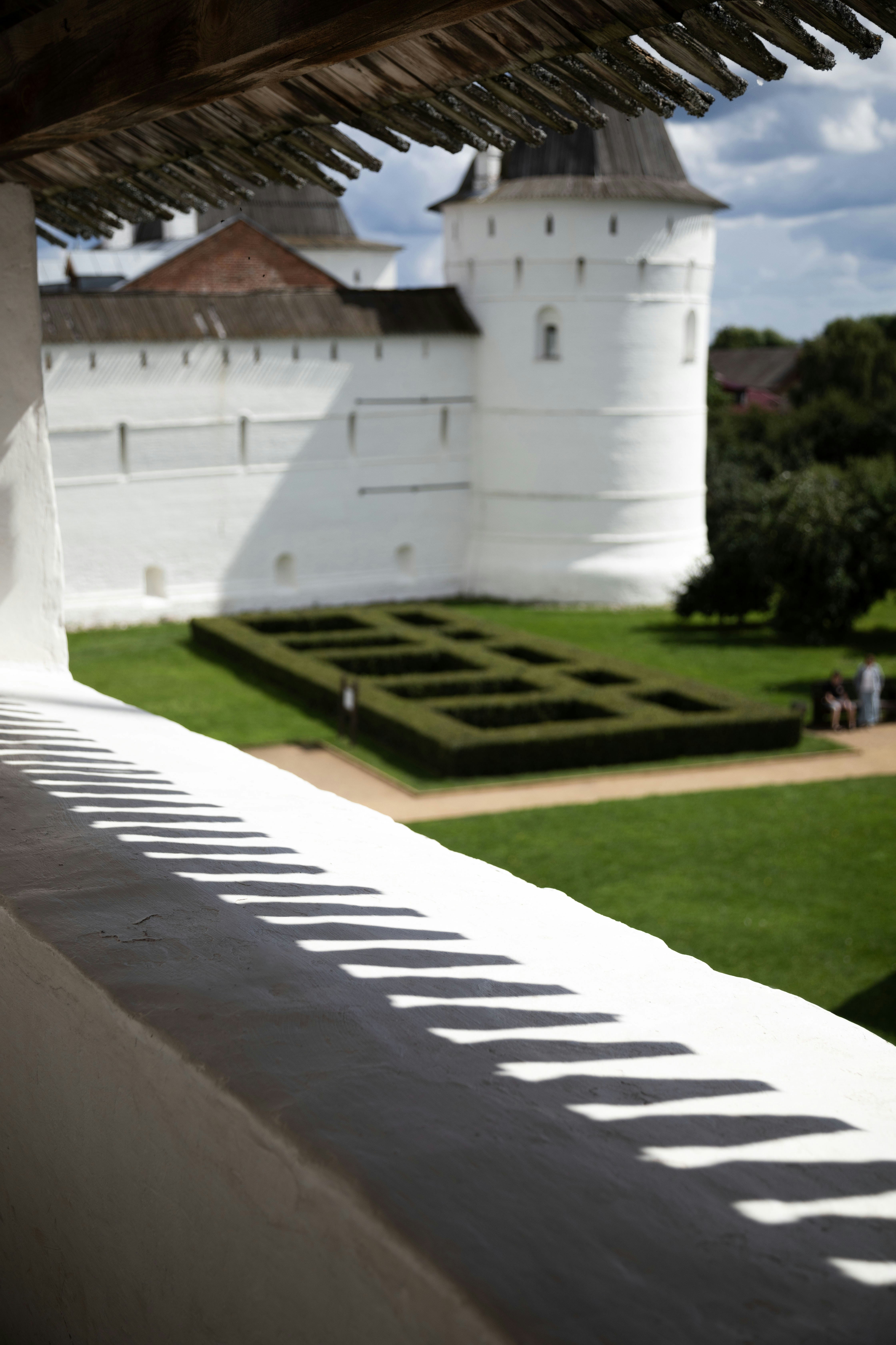 Shadowed Banners and White Bastion: A Terrace View Overruling the Garden Maze