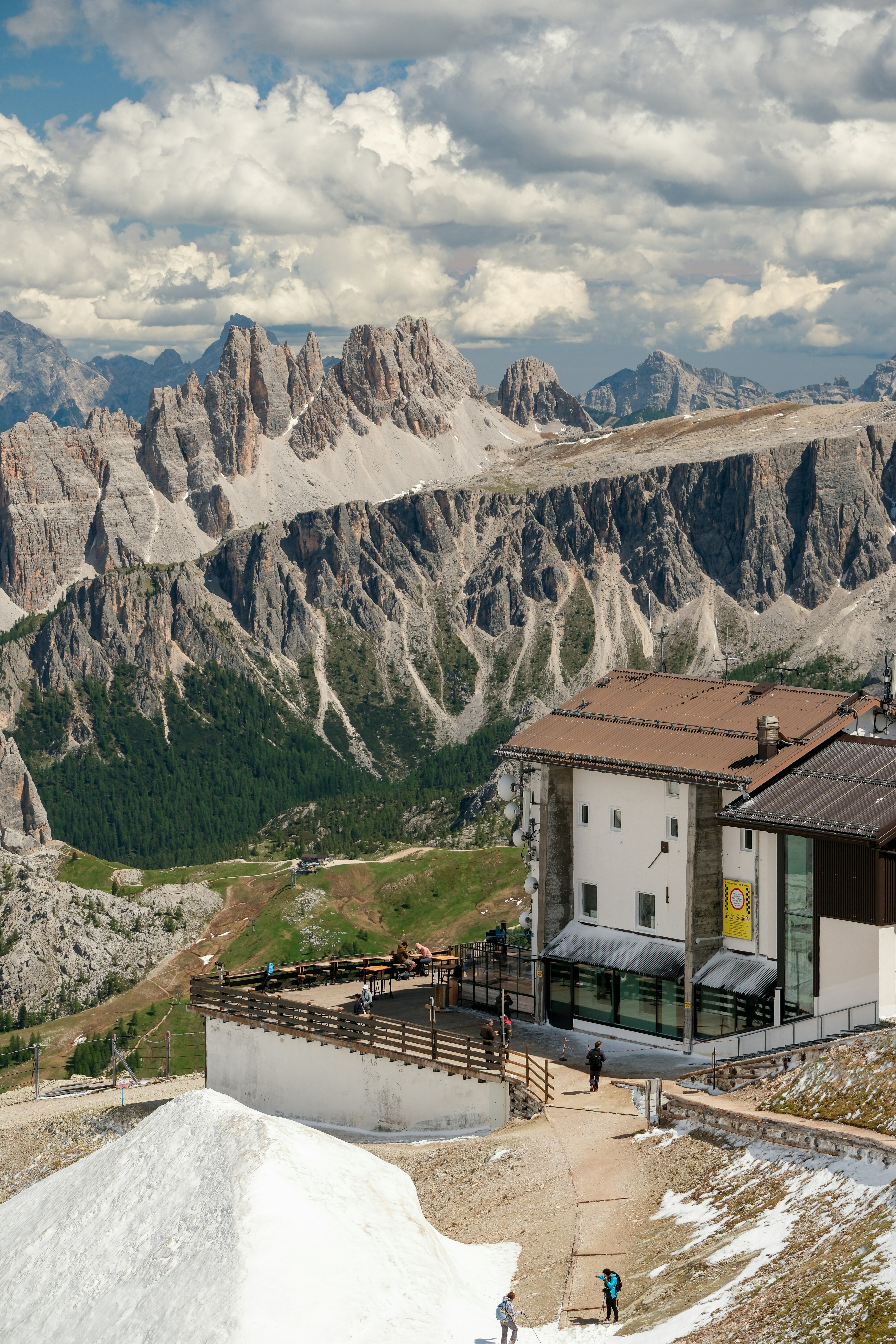 Alpine Overlook: Chalet at the Edge of jagged peaks