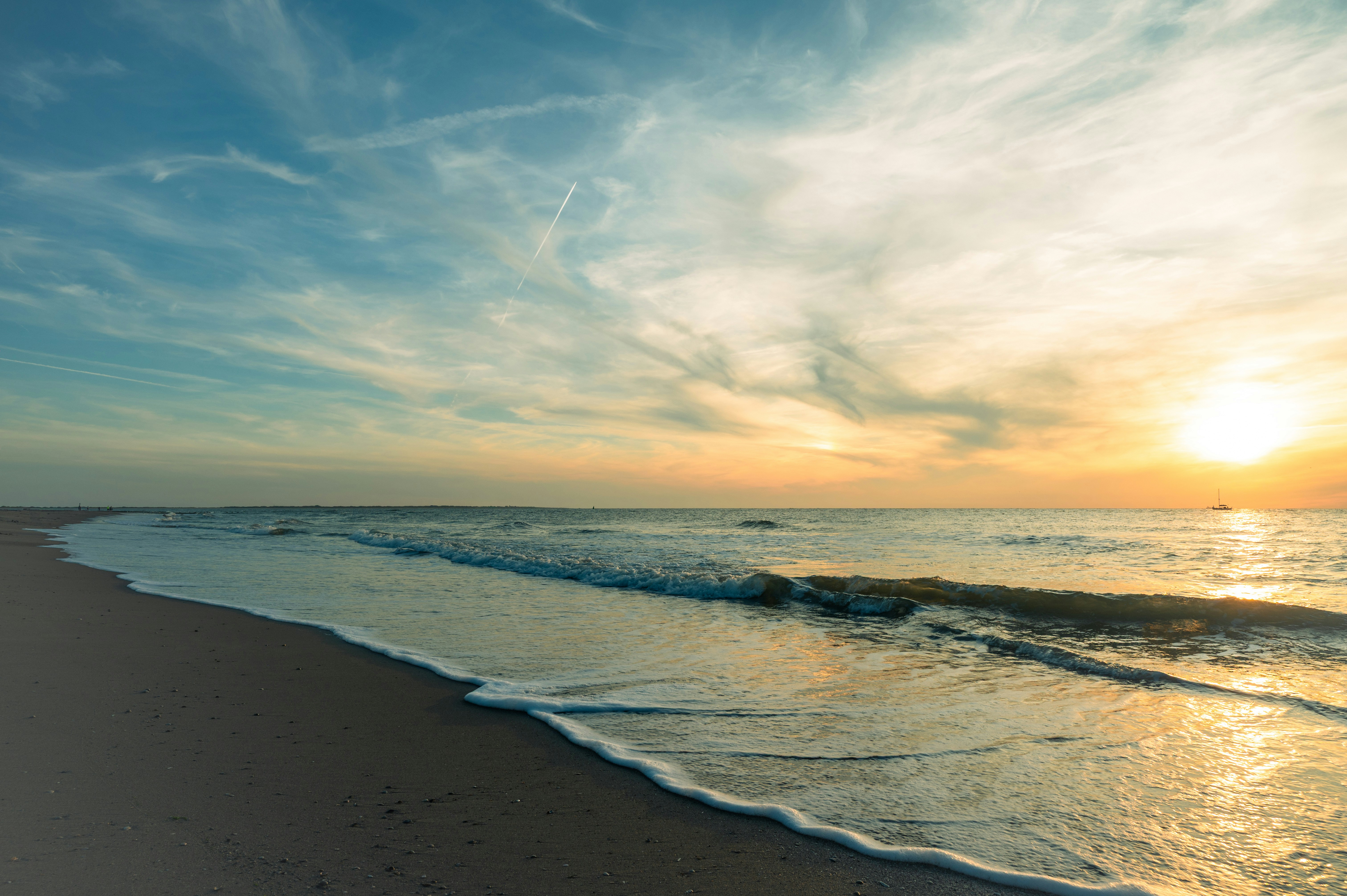 Sunlit Shoreline: Quiet Horizon at Dusk