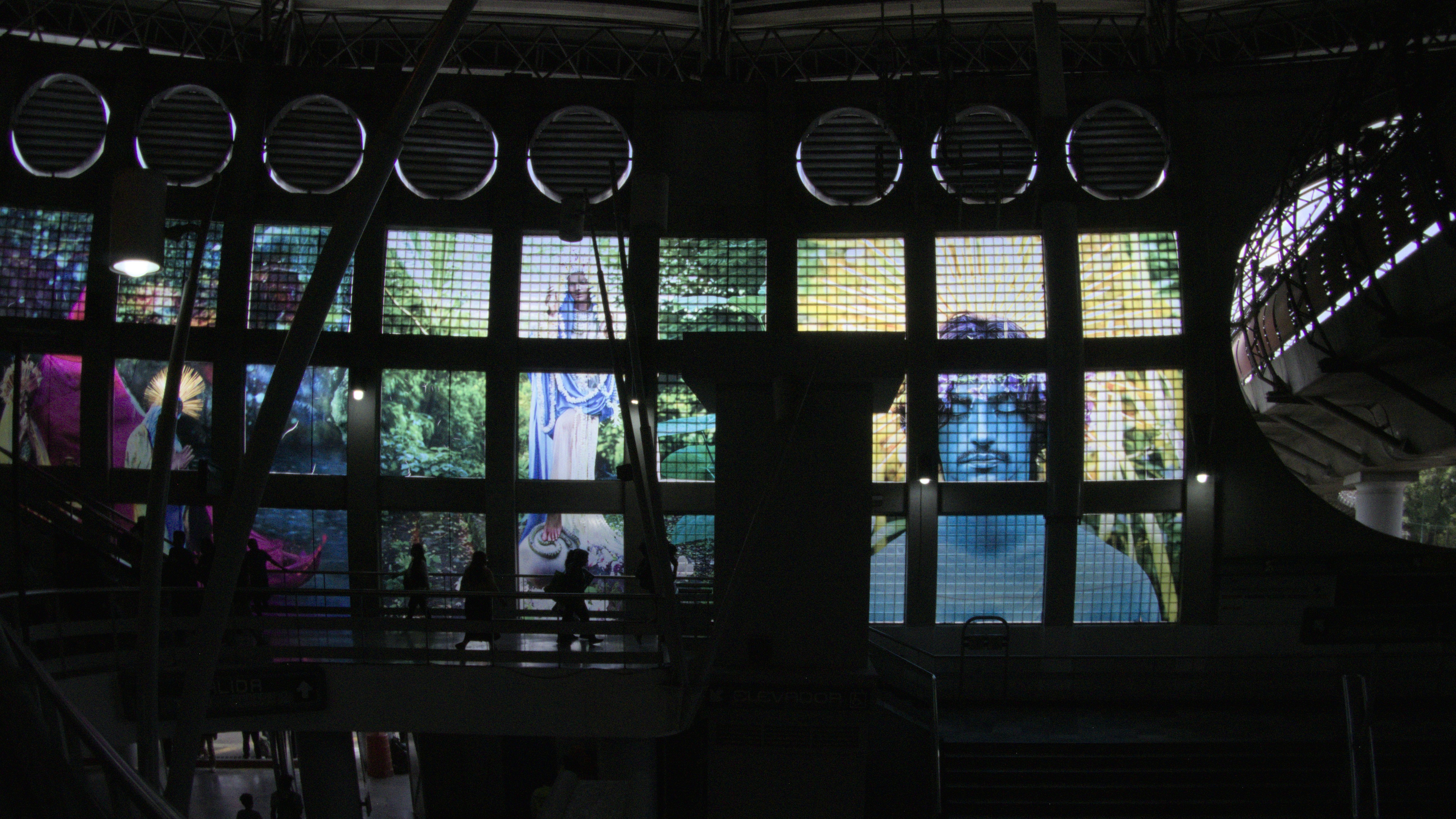 Animated Window Mosaic: A Neon-Filled Stage of Multi-Screen Portraits