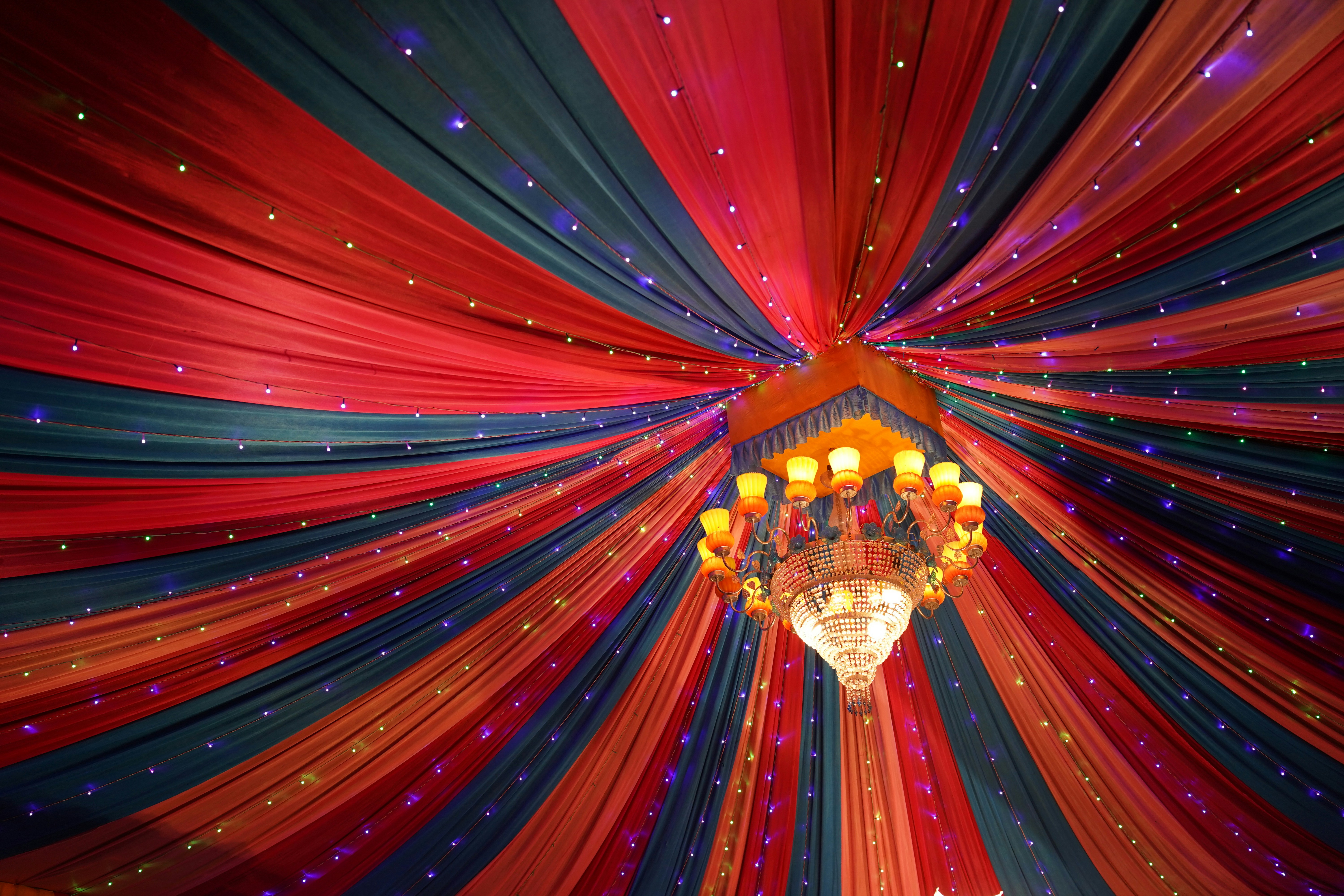 Radiant Radial Canopy: A Crimson-Châpeled Ceiling of Lights